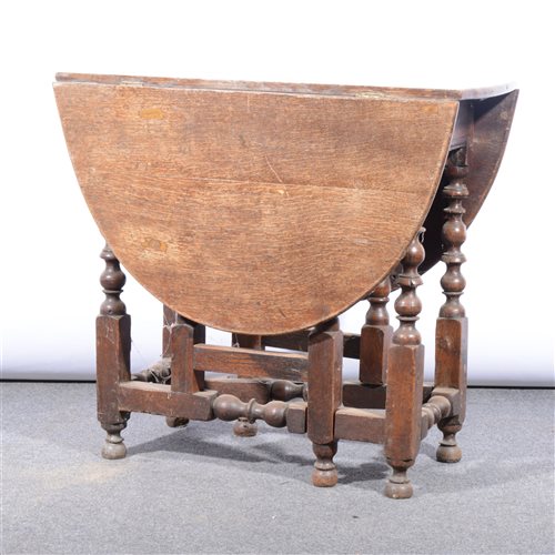 Lot 479 - Small oak gateleg table, oval top, turned