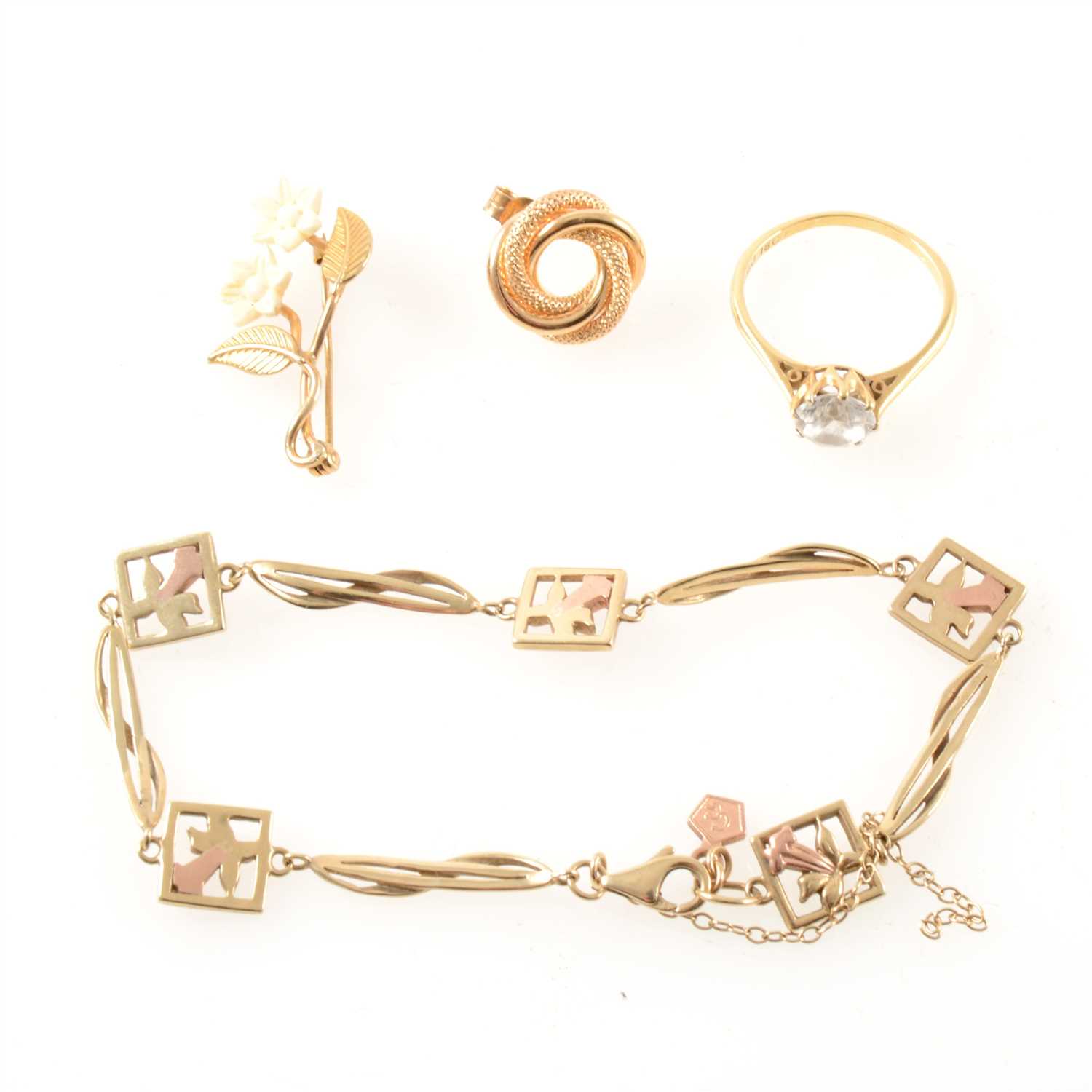 Lot 220 - A small collection of gold jewellery