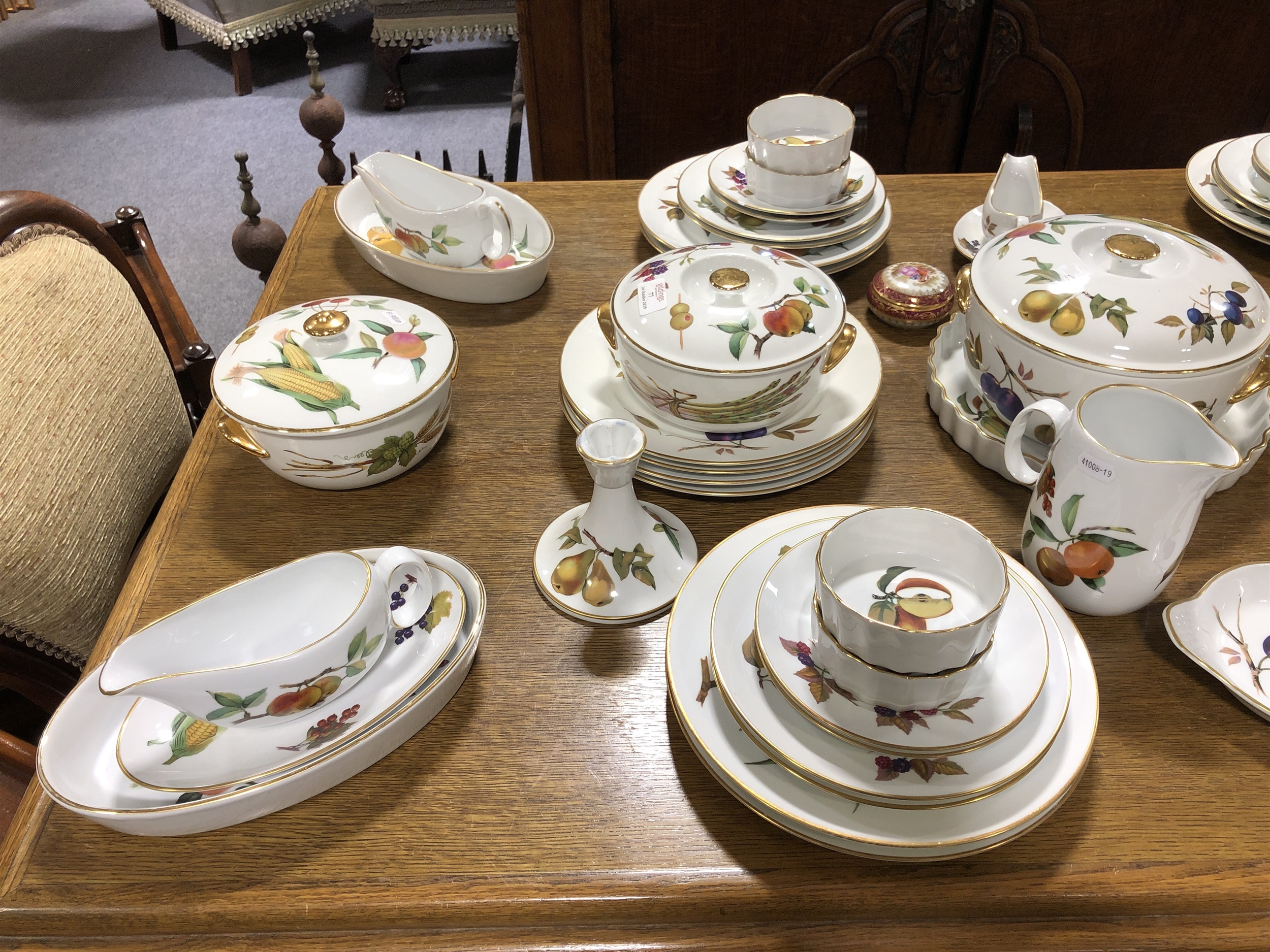 Lot 77 - Large quantity of Royal Worcester 'Evesham'