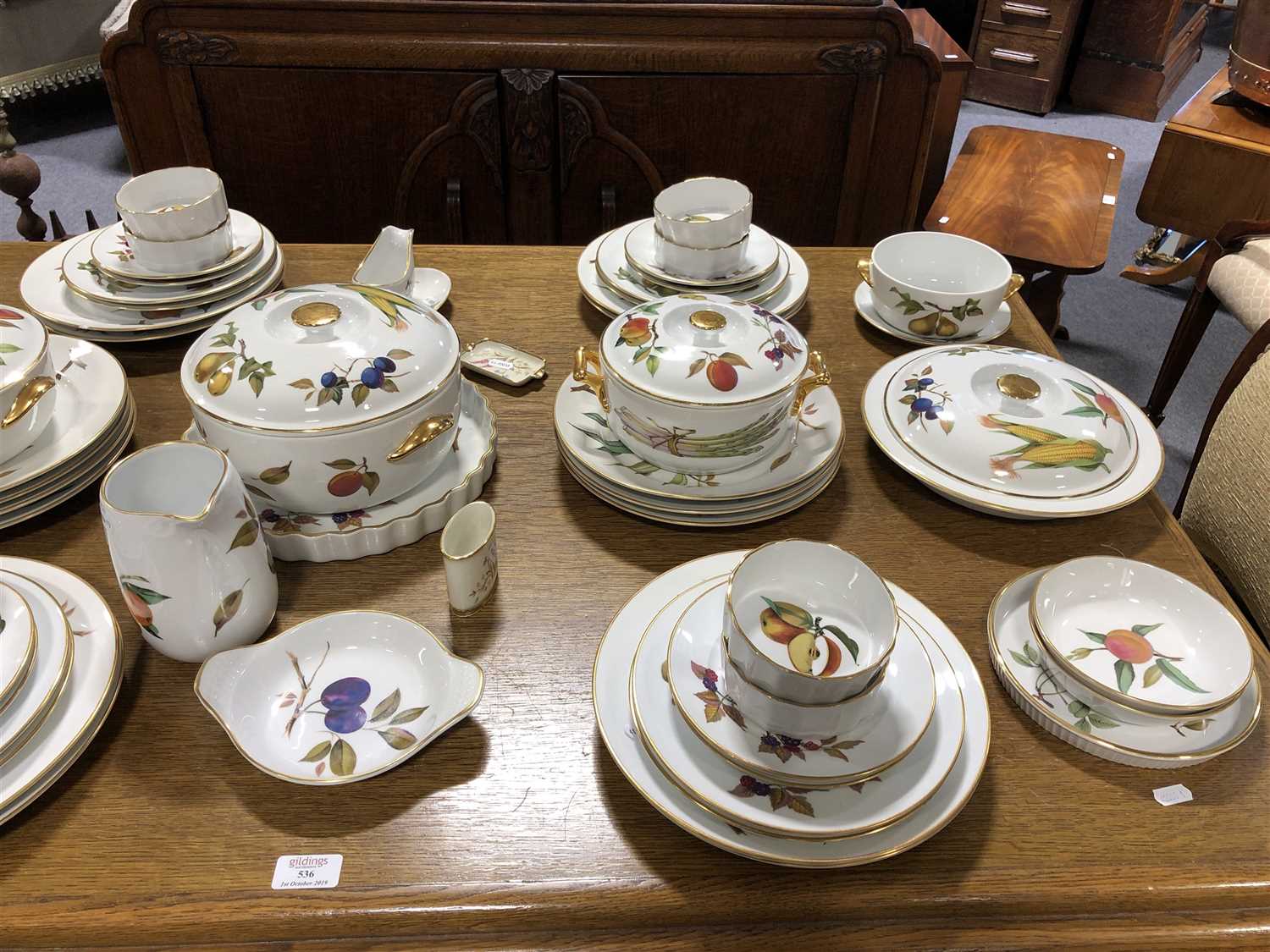 Lot 77 - Large quantity of Royal Worcester 'Evesham'