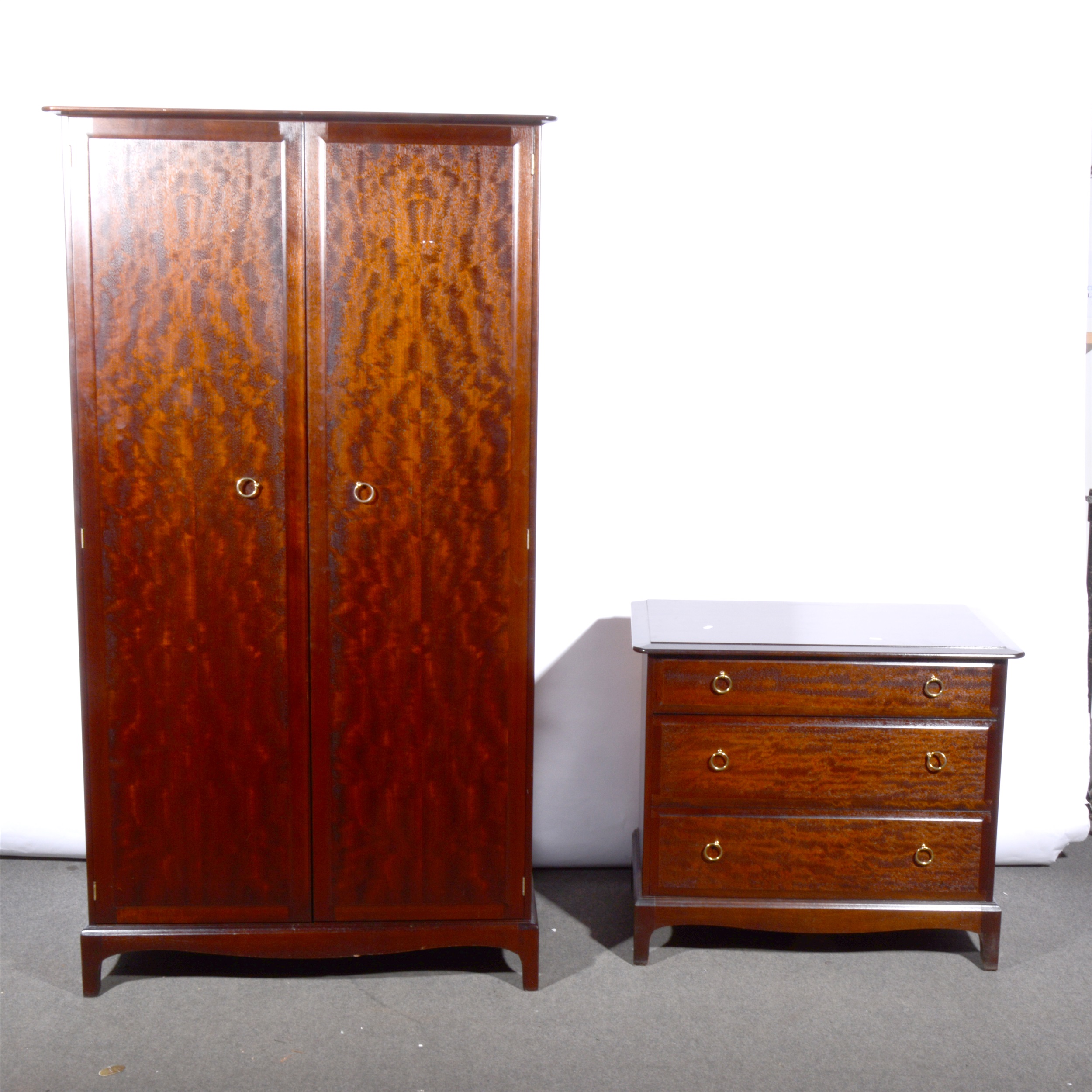 Lot 579 - A suite of Stag Minstrel bedroom furniture,