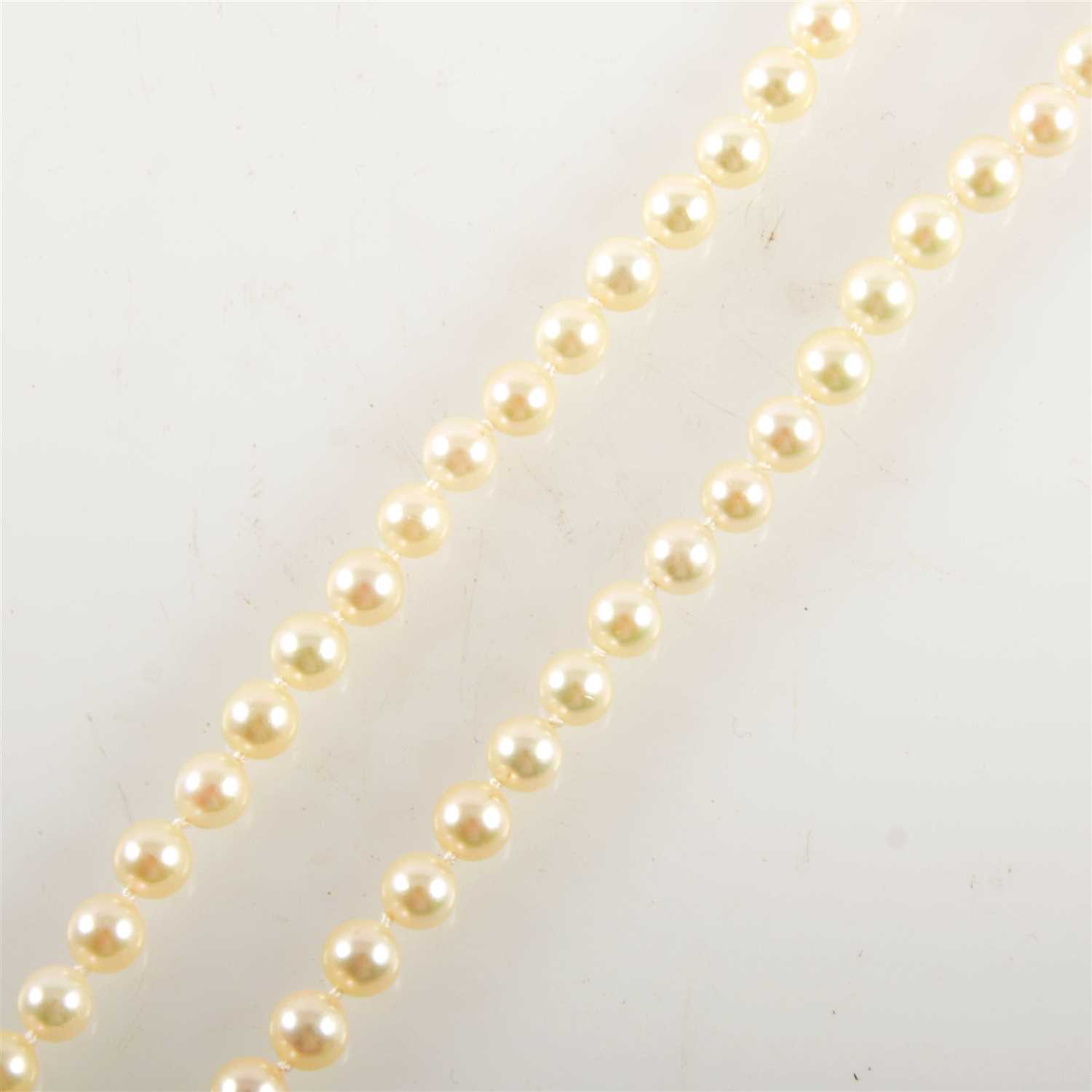 Lot 336 - A cultured pearl rope necklace.