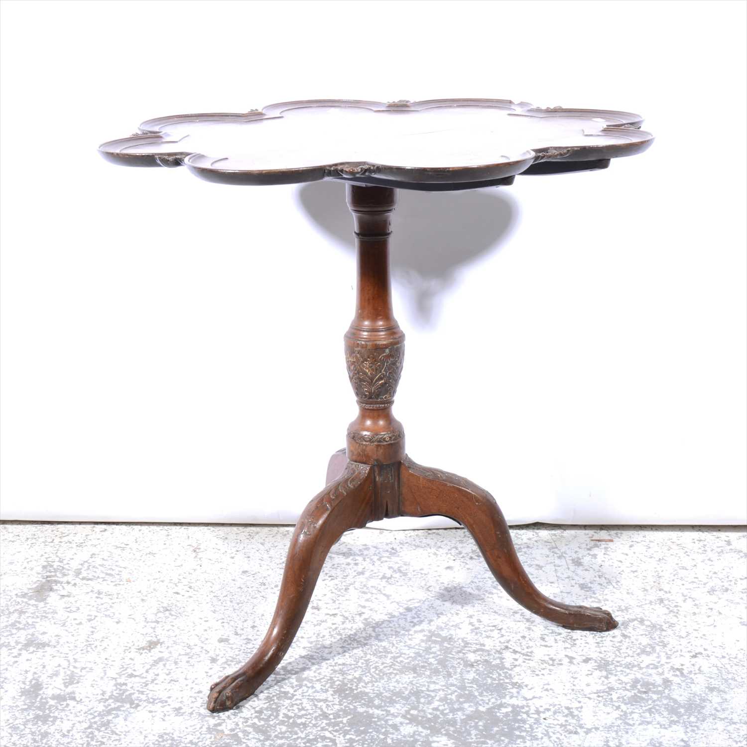 Lot 441 - A reproduction mahogany pedestal table,