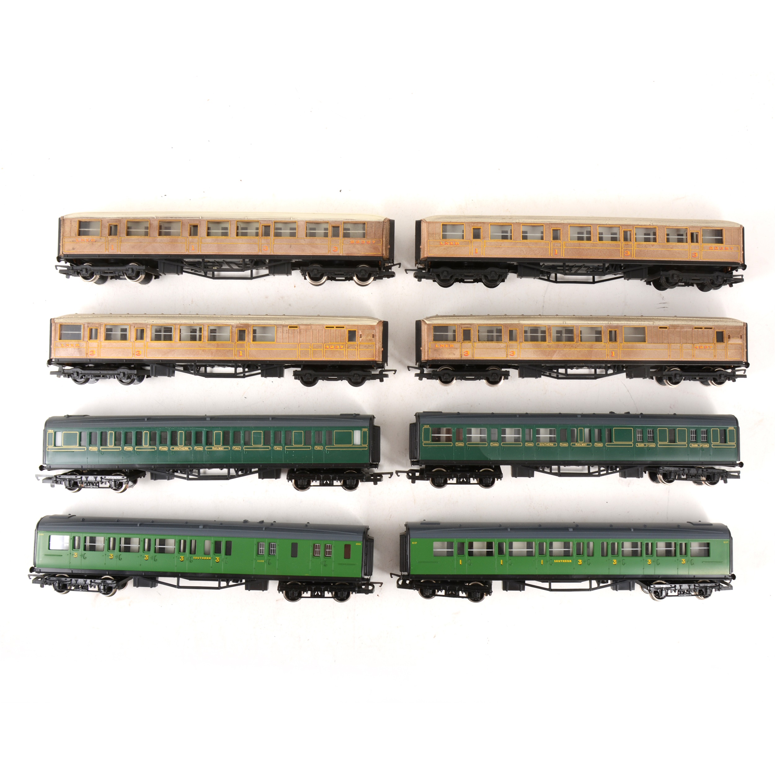 Lot 535 - Tri-ang R157 DMU BR M79079 2 car railcar and