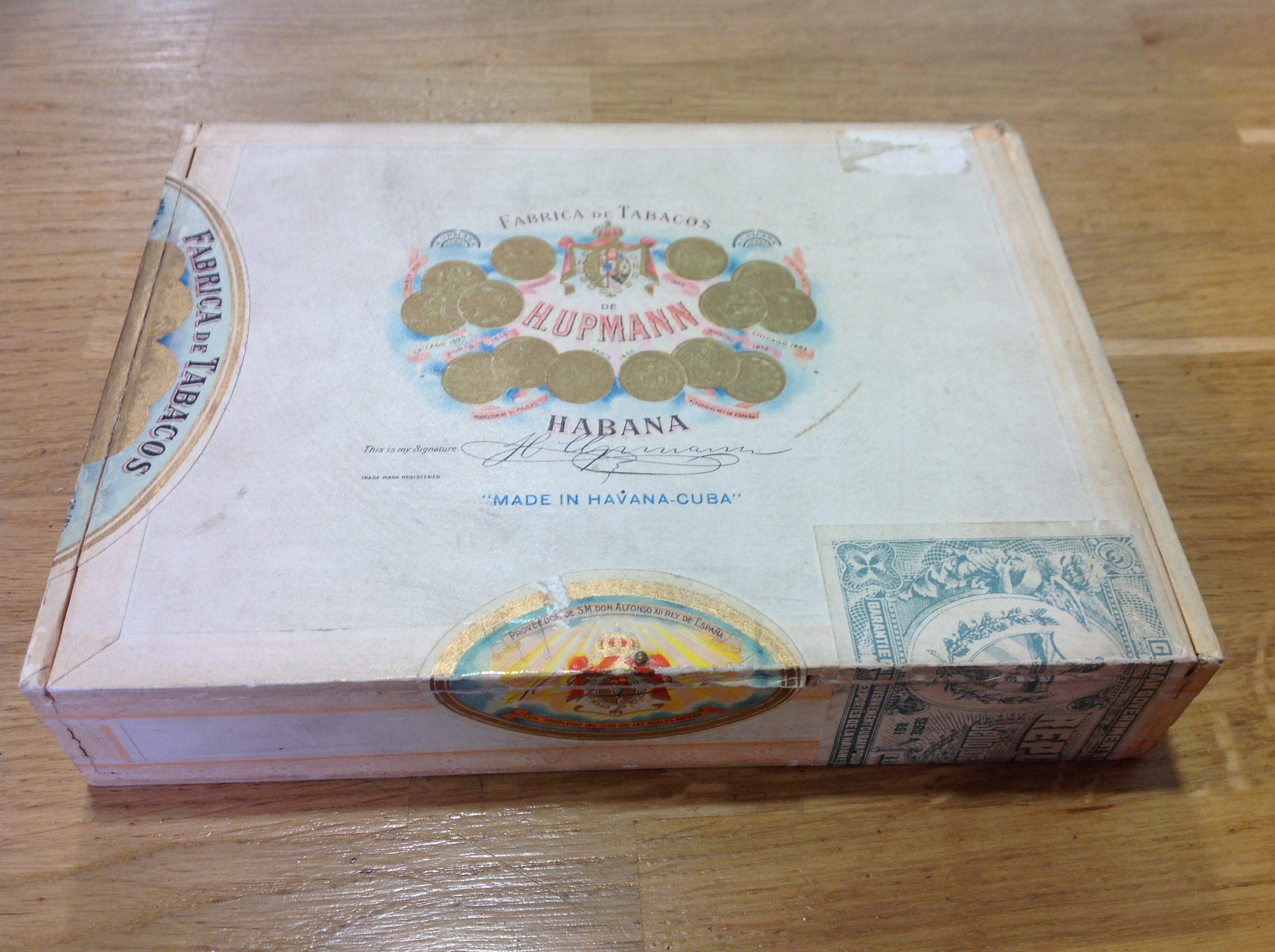 Lot 174 - H Upmann, Havana, one cigar box, and