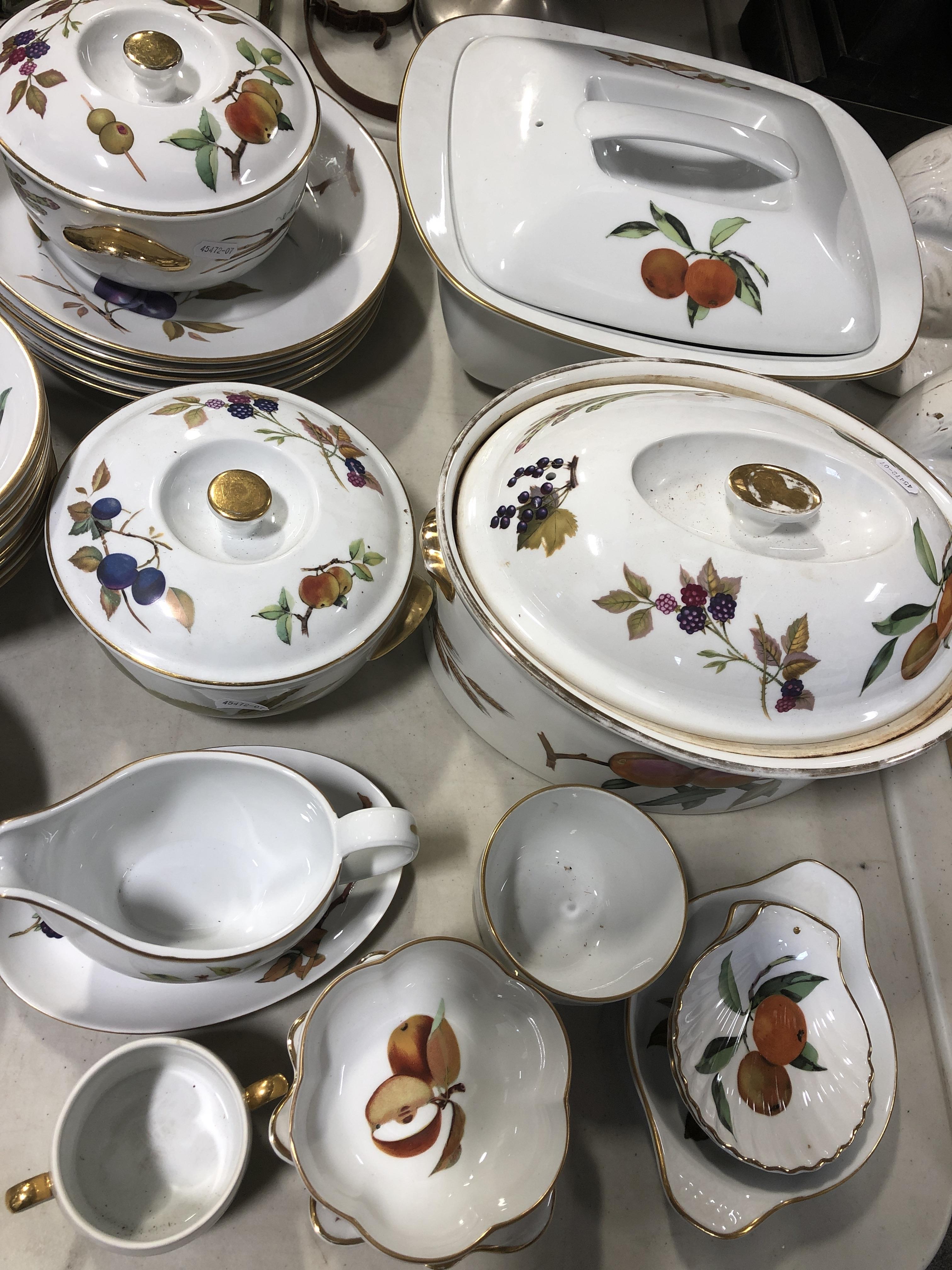 Lot 72 - An extensive collection of Royal Worcester