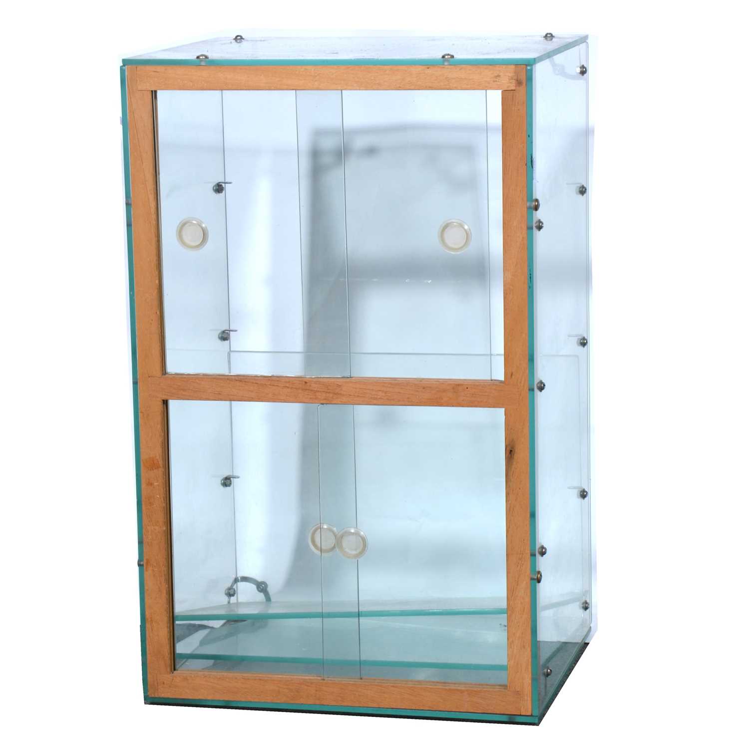 Lot 549 - A glazed display cabinet