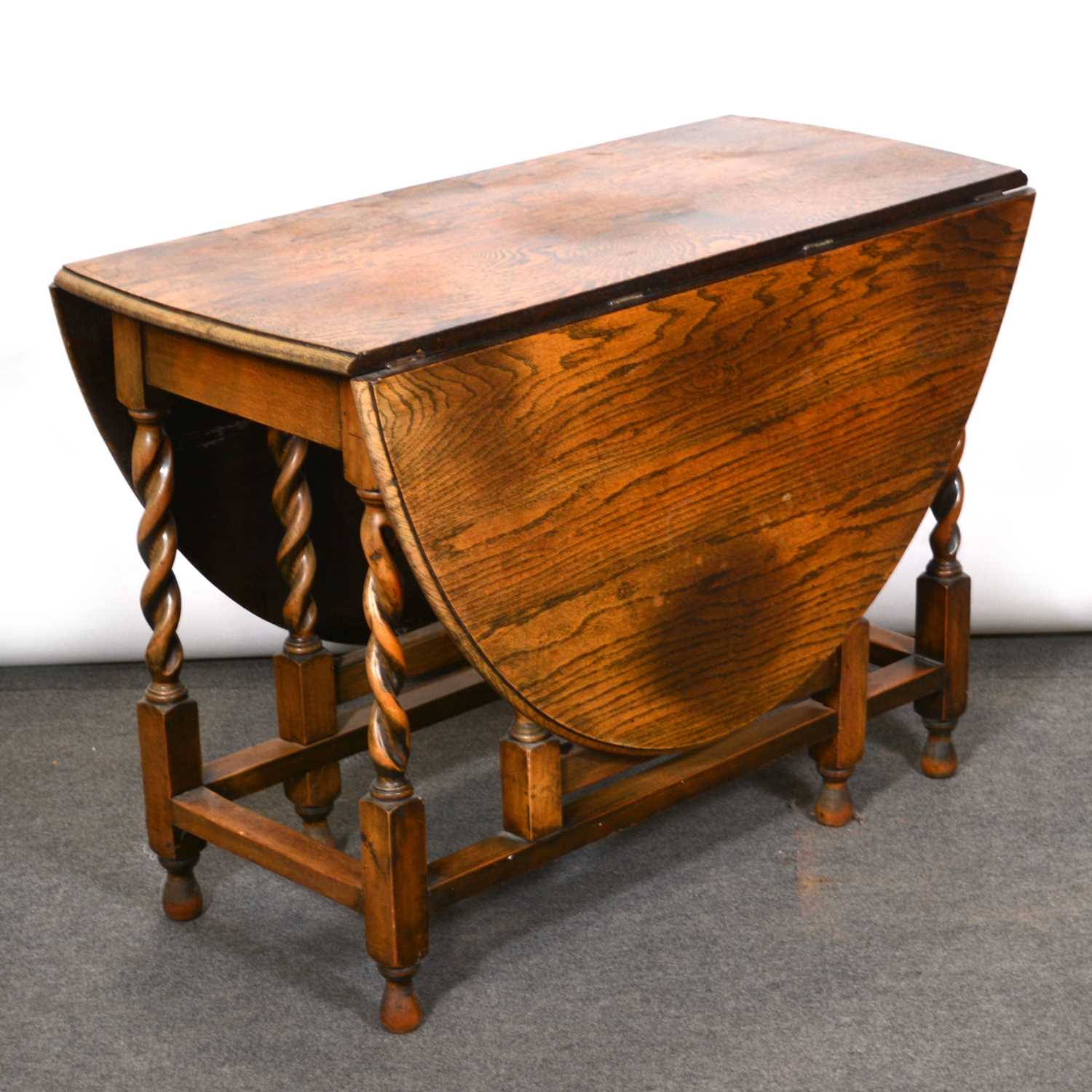 Lot 523 - Oak gateleg table,