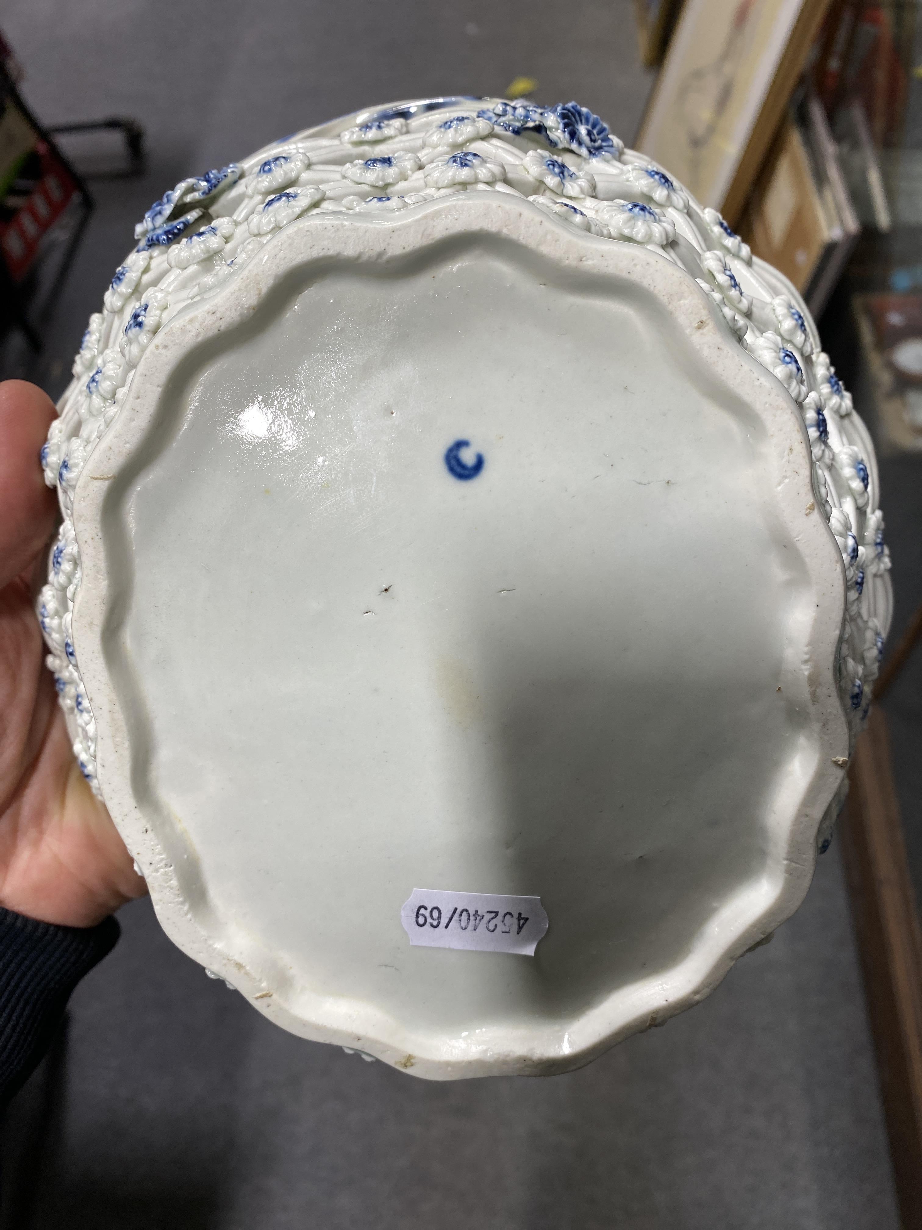 Lot 28 - An 18th century Worcester blue and white