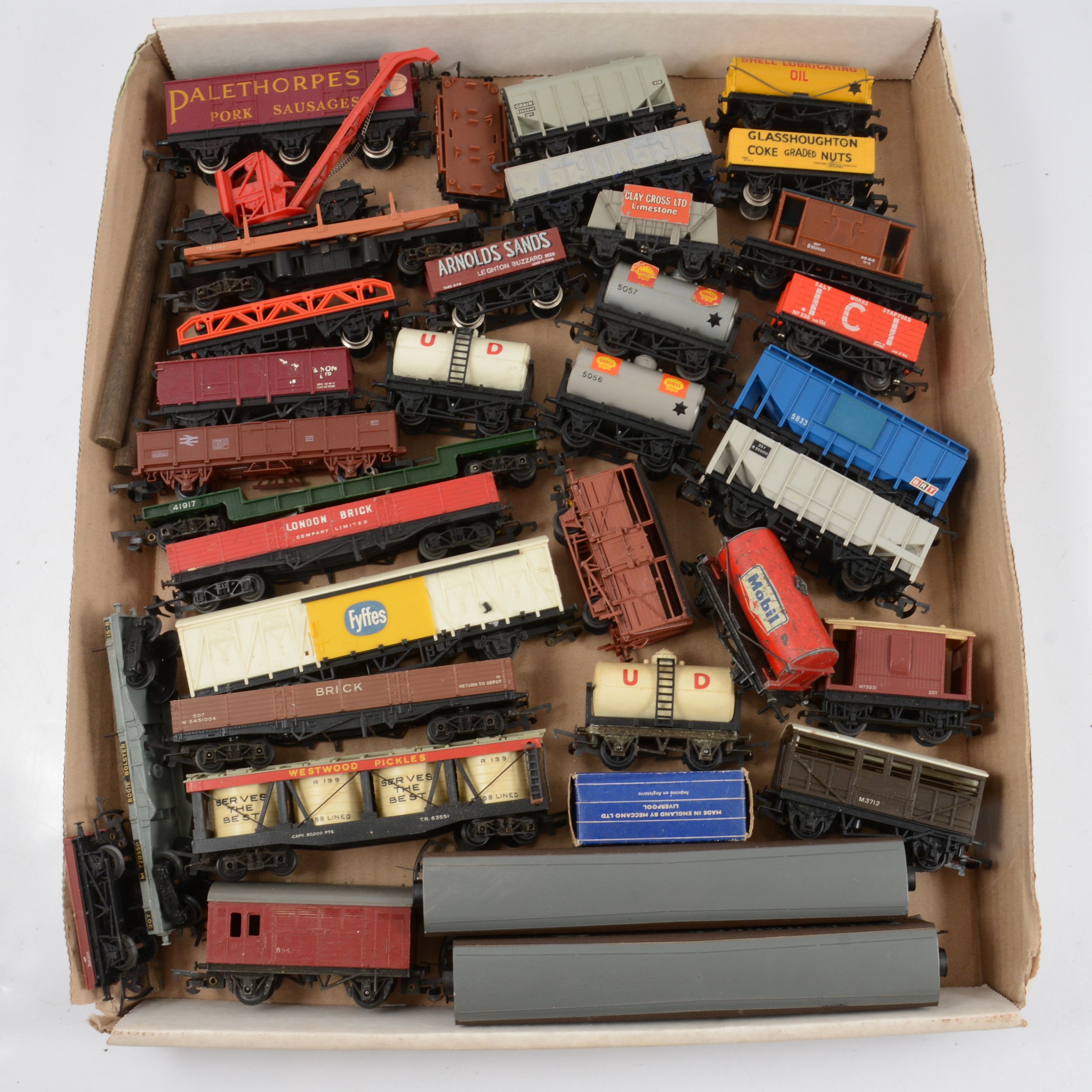Lot 60 - OO gauge model railway wagons and
