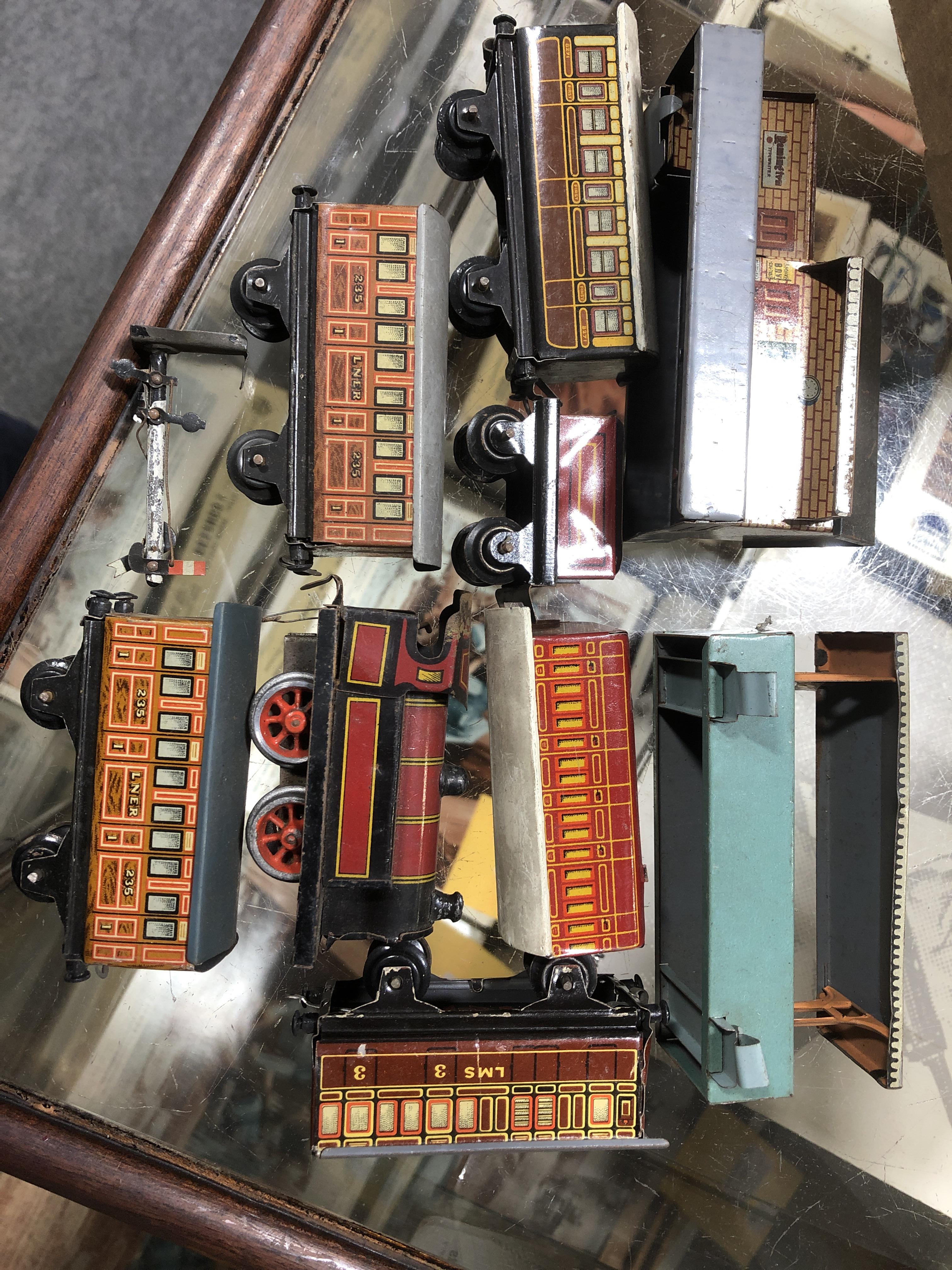 Lot 106 - Continental tin-plate model railway,