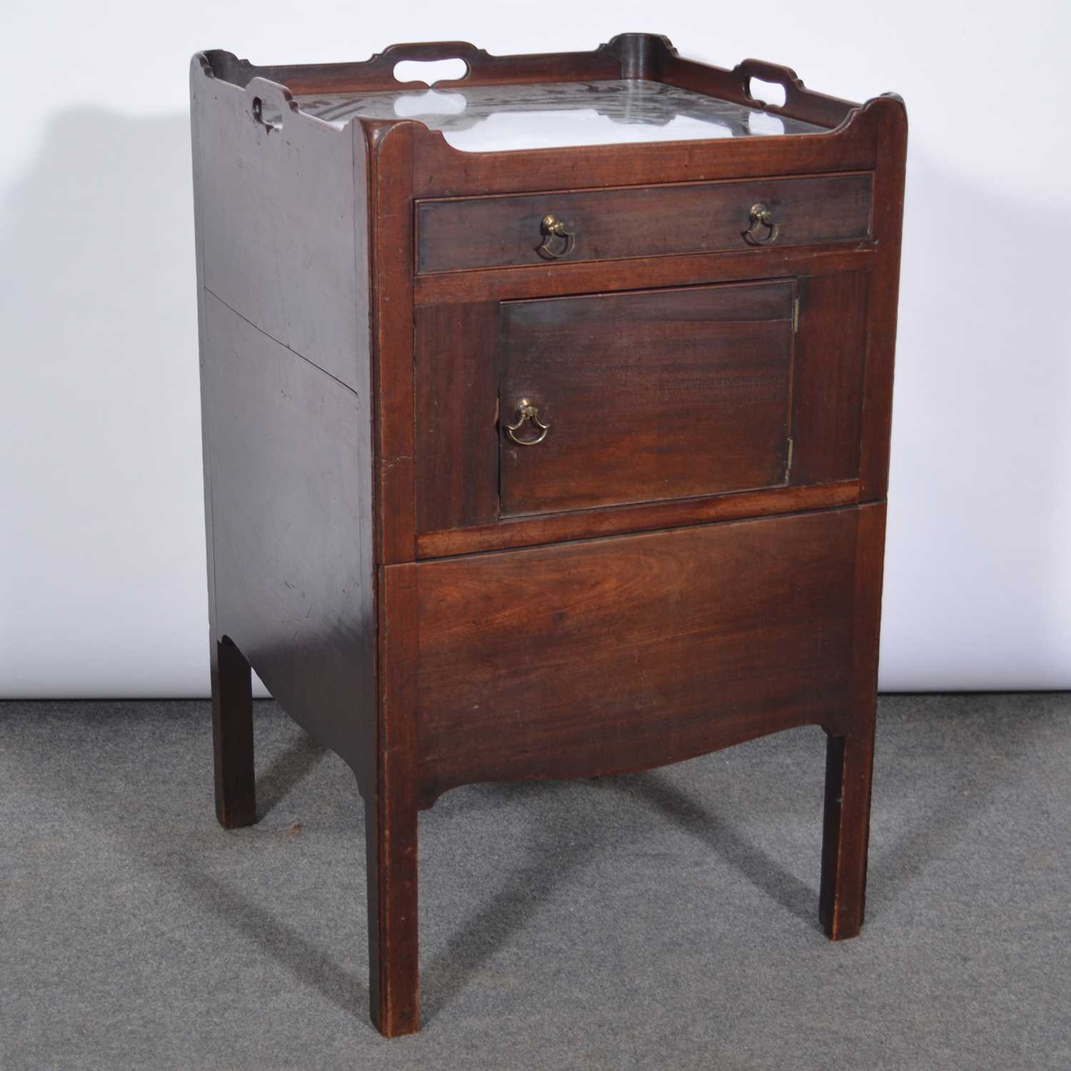 Lot 660 - George IV mahogany night cabinet