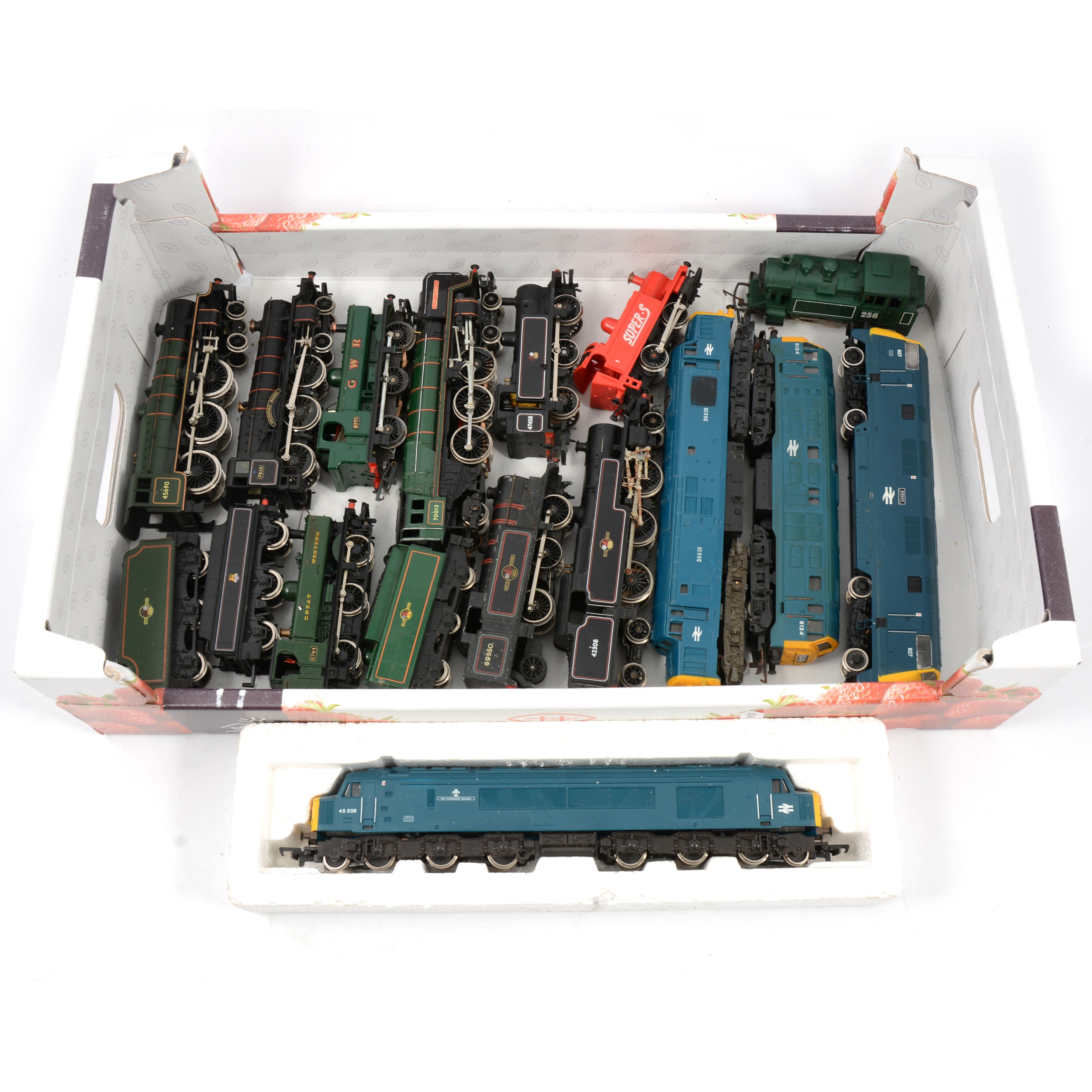 Lot 82 - Fourteen loose OO gauge model railway