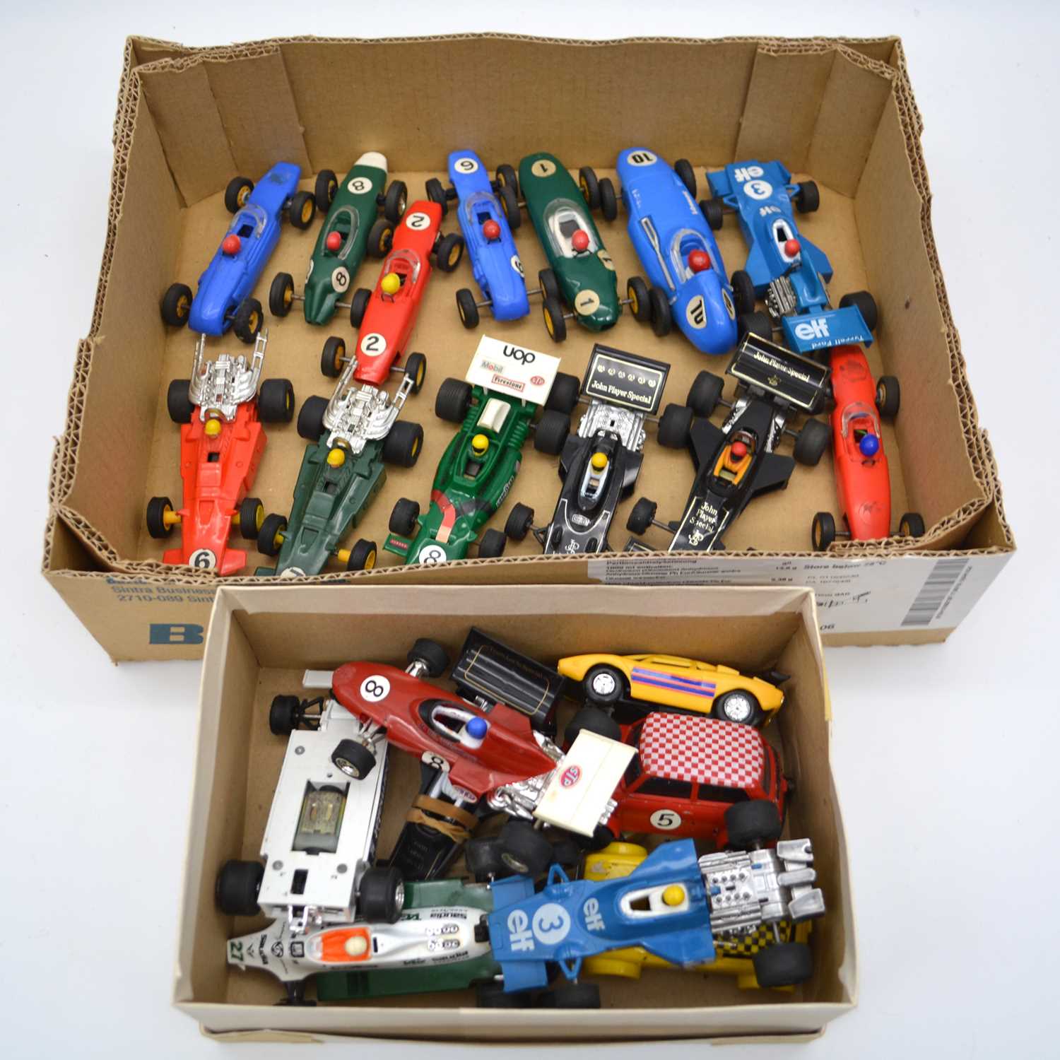 Lot 370 - Thirteen Scalextric slot car racing loose