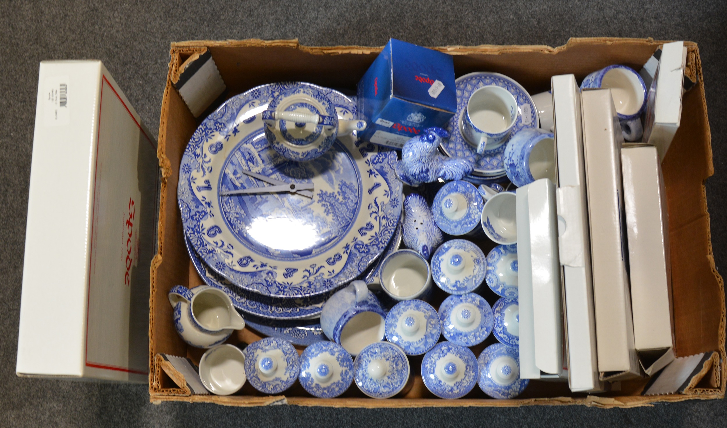 Lot 124 - Quantity of modern Copeland Spode Italian