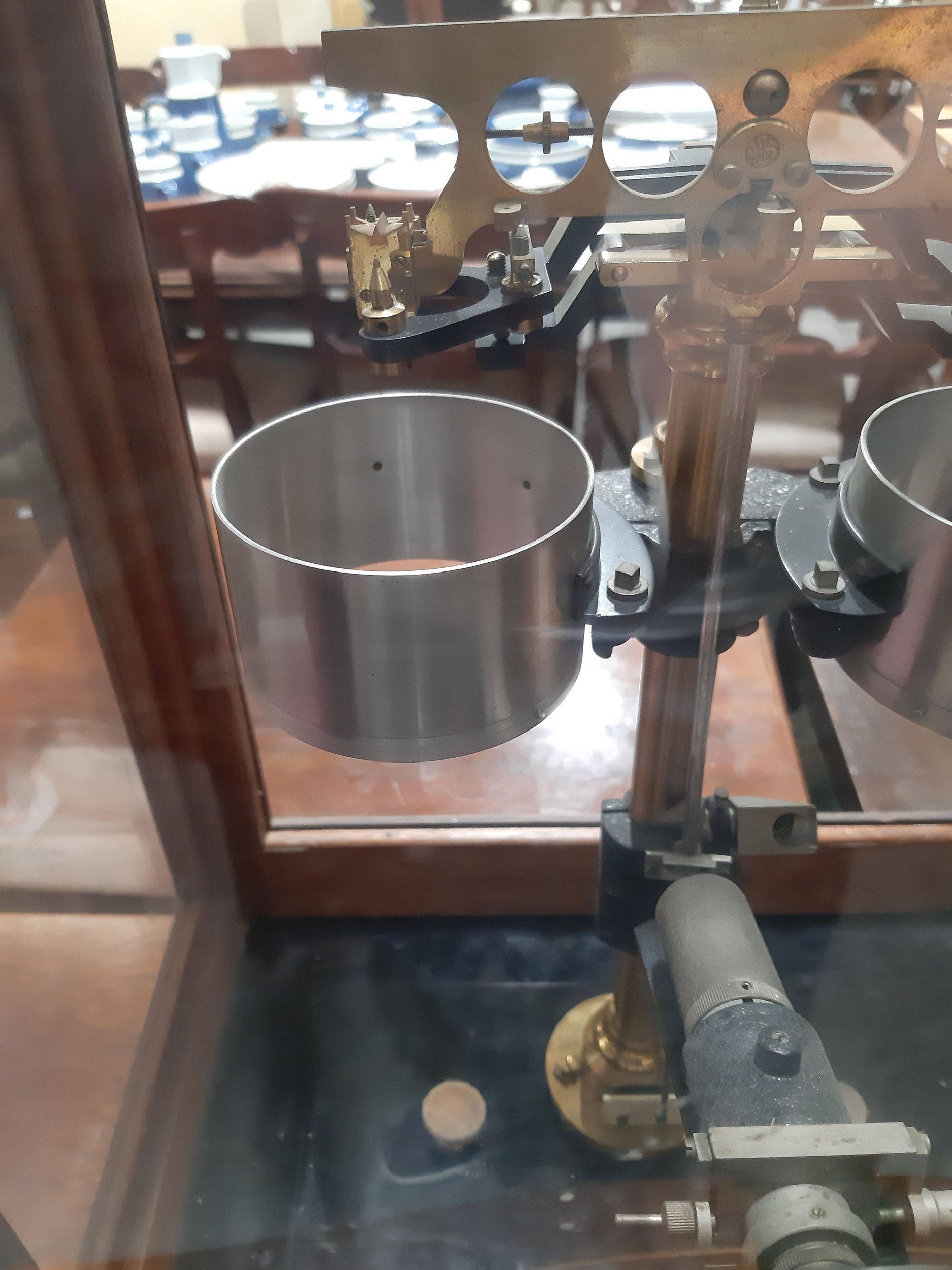 Lot 165 - Cased scientific instrument,