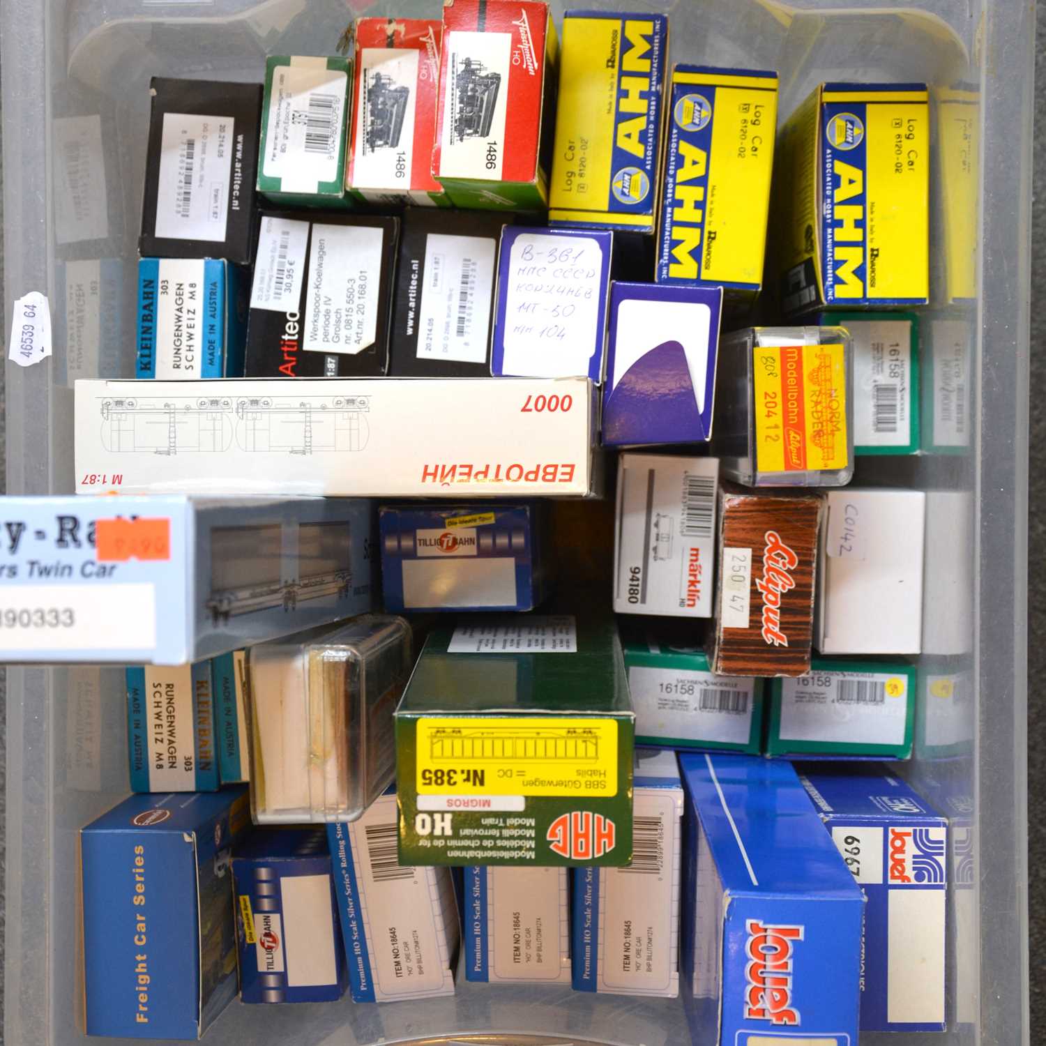 Lot 415 - HO gauge rolling-stock, one box of