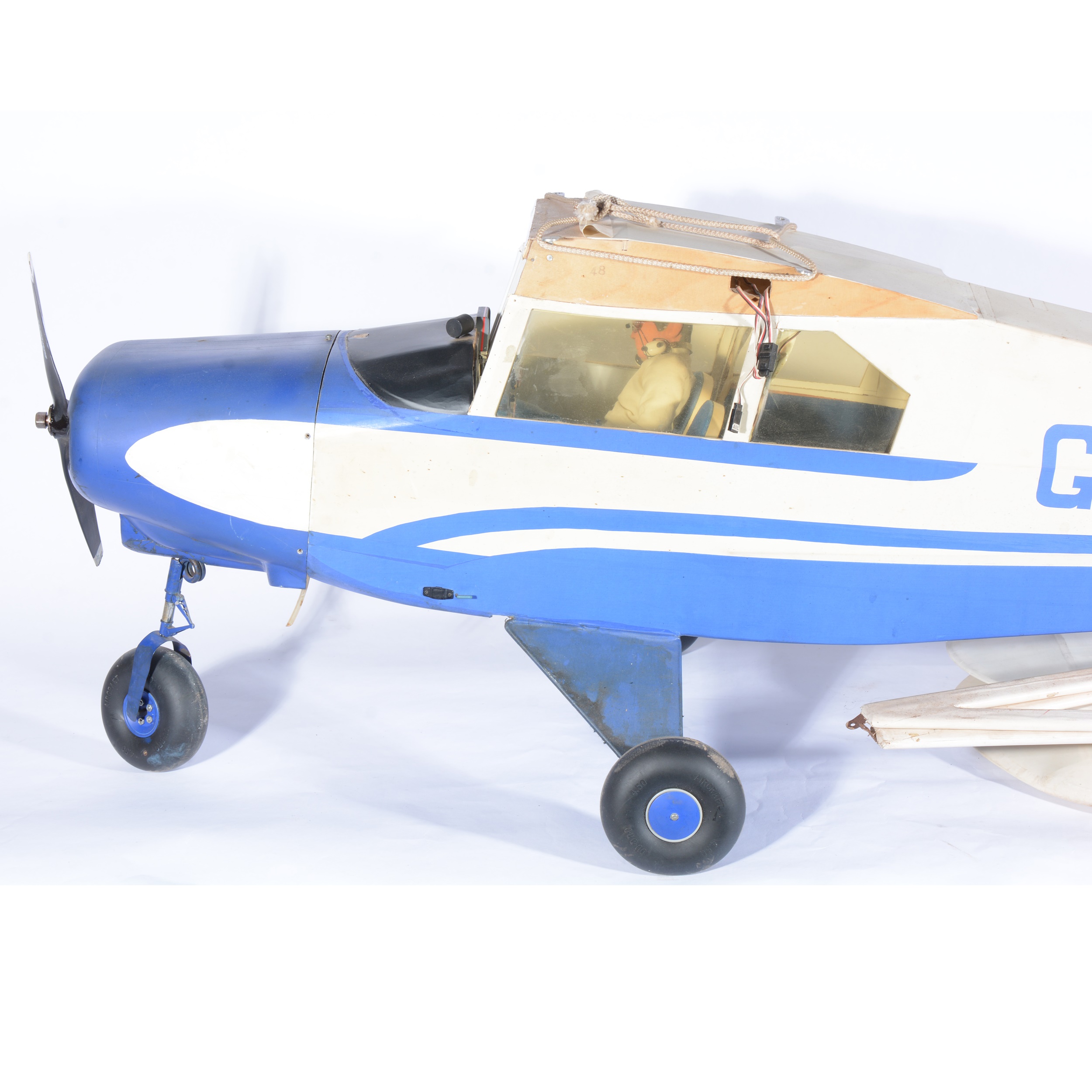 Lot 2 - Piper Tripacer flying aircraft model, blue