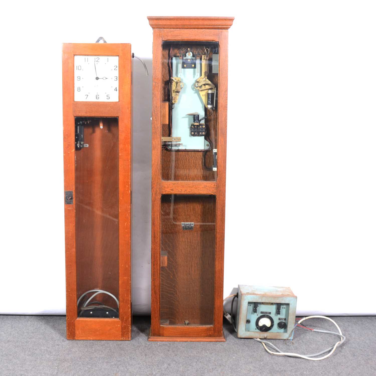 Lot 509 - Gents electric master clock,