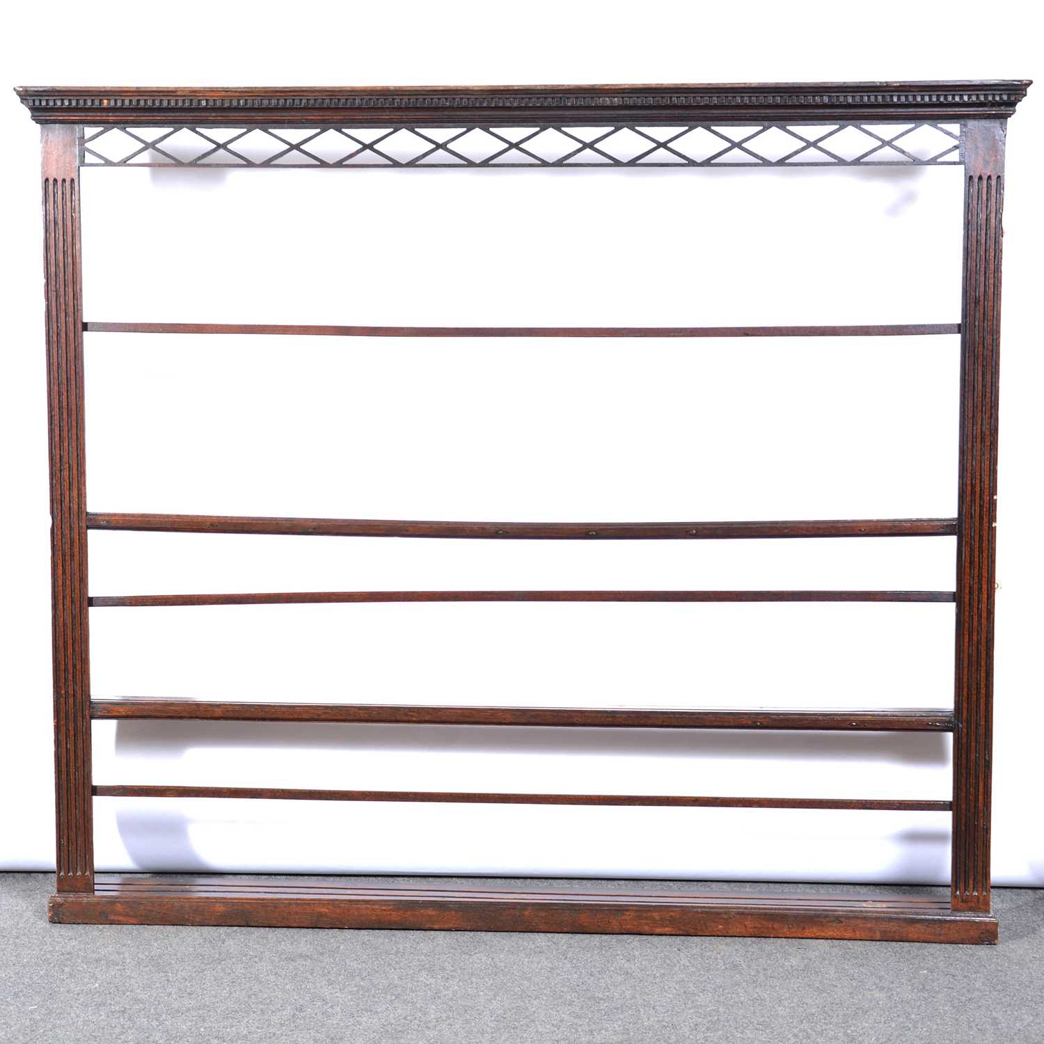 Lot 423 - An oak wall hanging Delft rack, late 18th