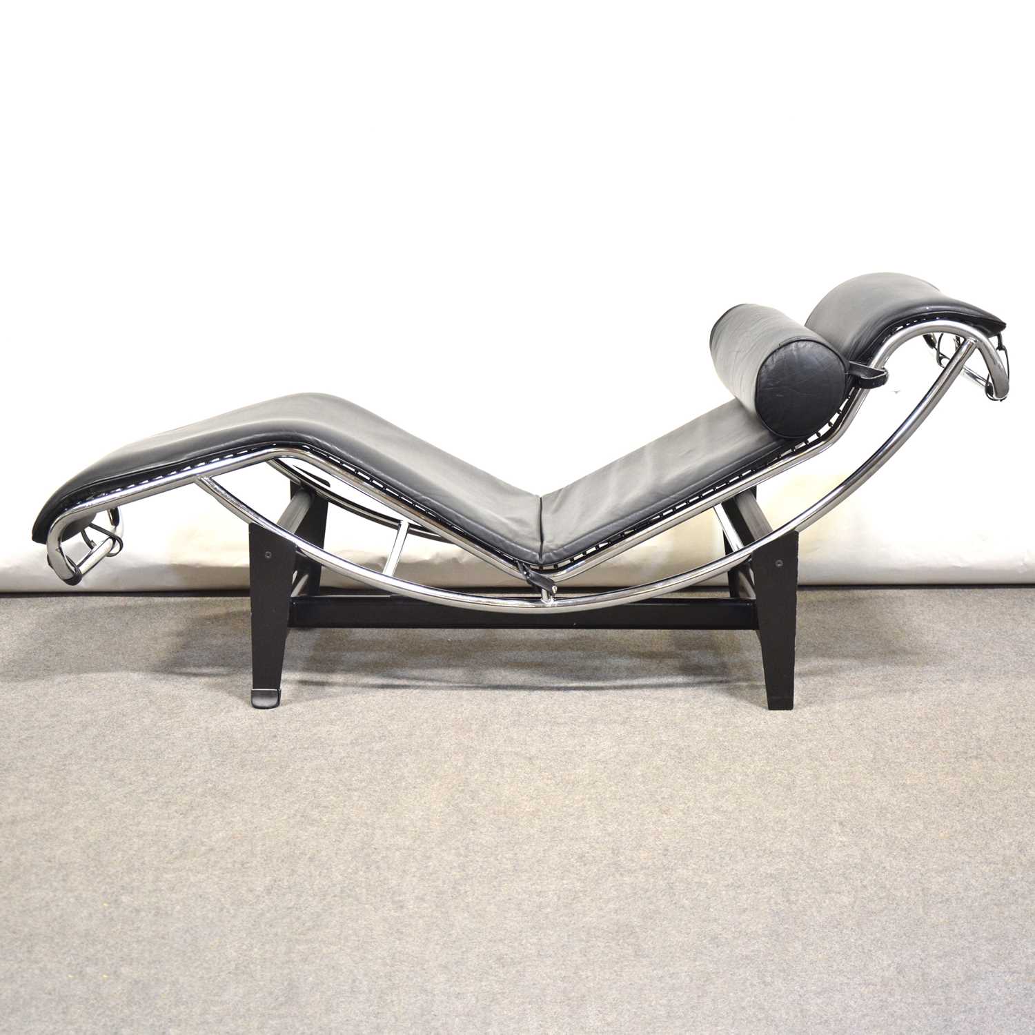 Lot 436 - A modern 'LC4' model chaise longue, after a