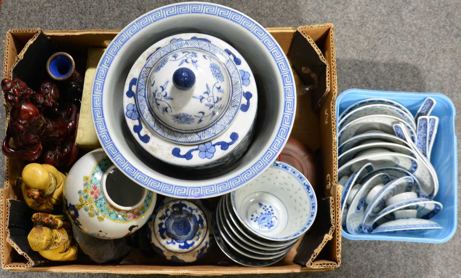 Lot 55 - Small collection of modern Chinese items