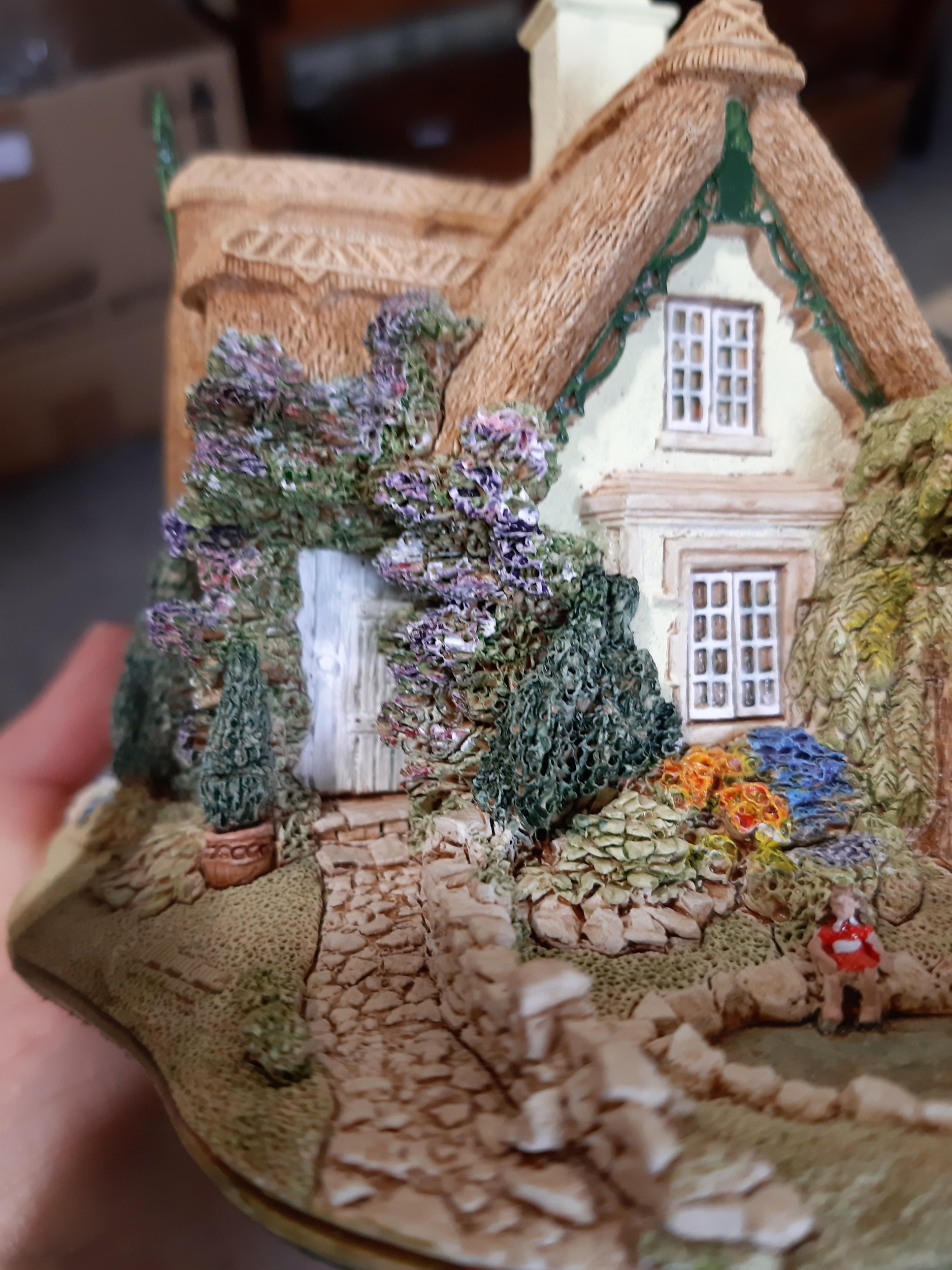 Lot 68 - Collection of twelve Lilliput Lane models