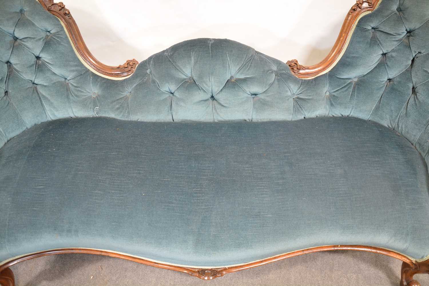 Lot 643 - Victorian double chair-back chaise longue,