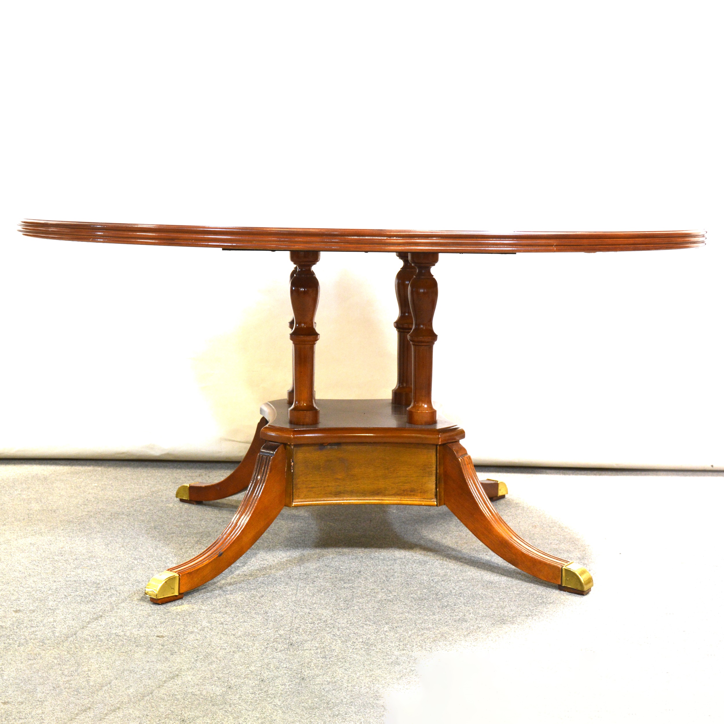Lot 408 - Reproduction circular dining room table and