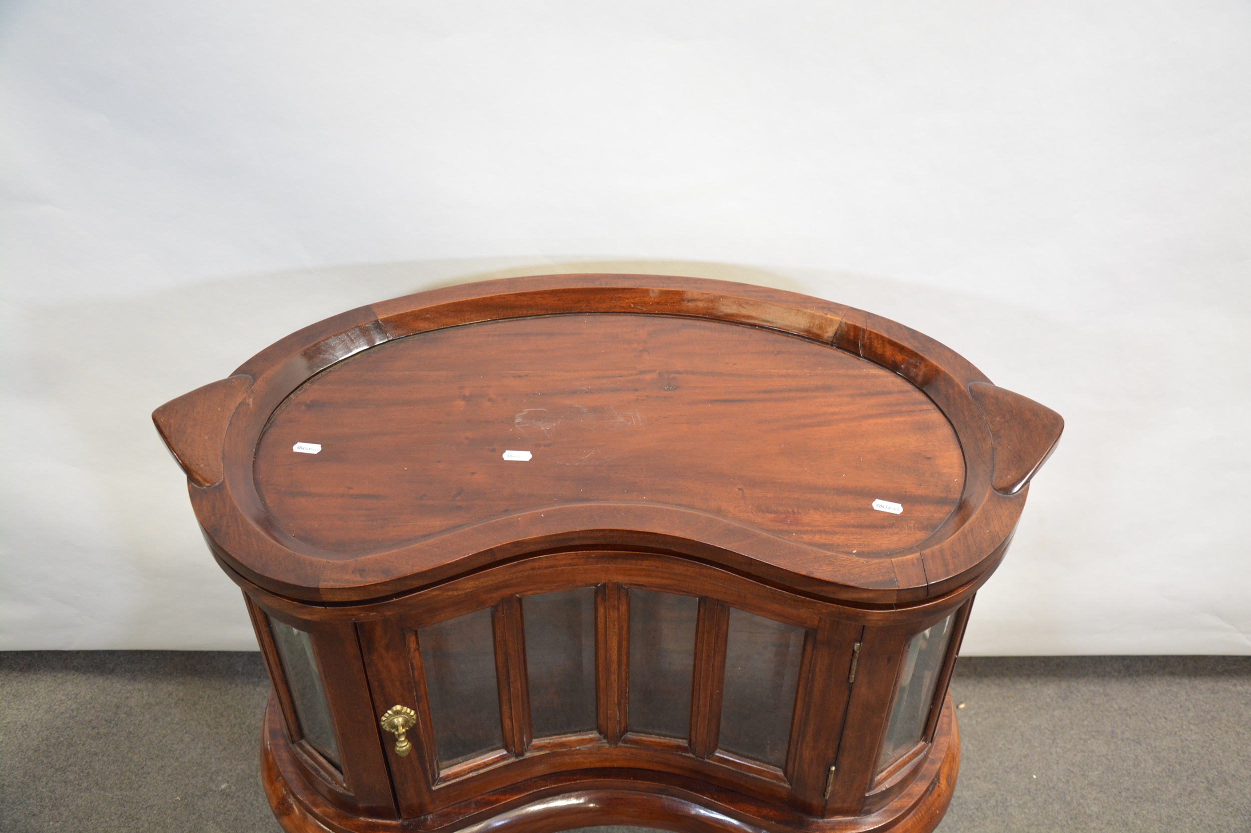 Lot 357 - Kidney-shaped tray-topped drinks stand/