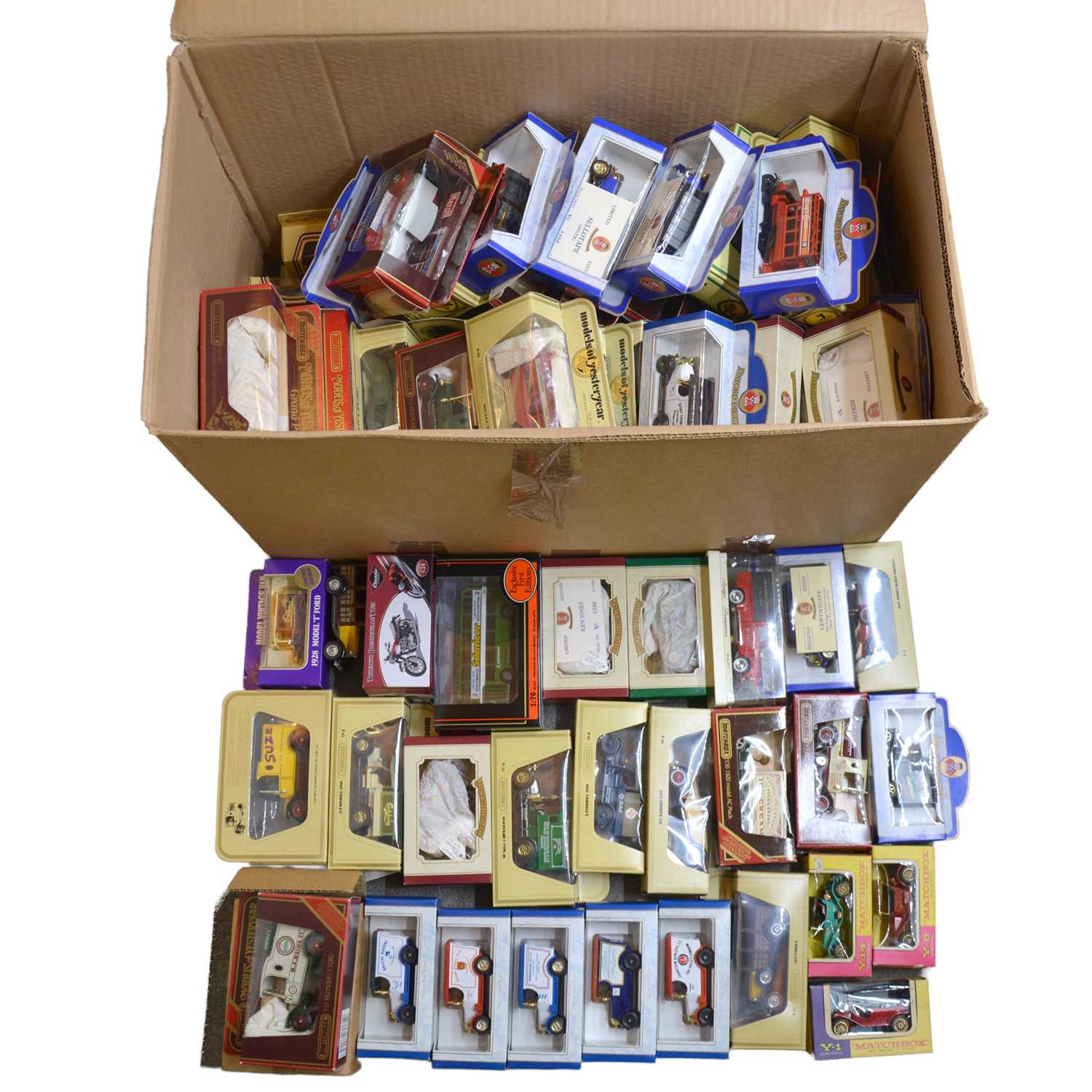 Lot 209 - A box modern of die cast model vehicles,