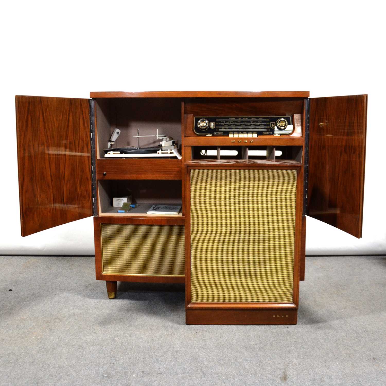 Lot 627 - Bush radiogram, type SRG86,