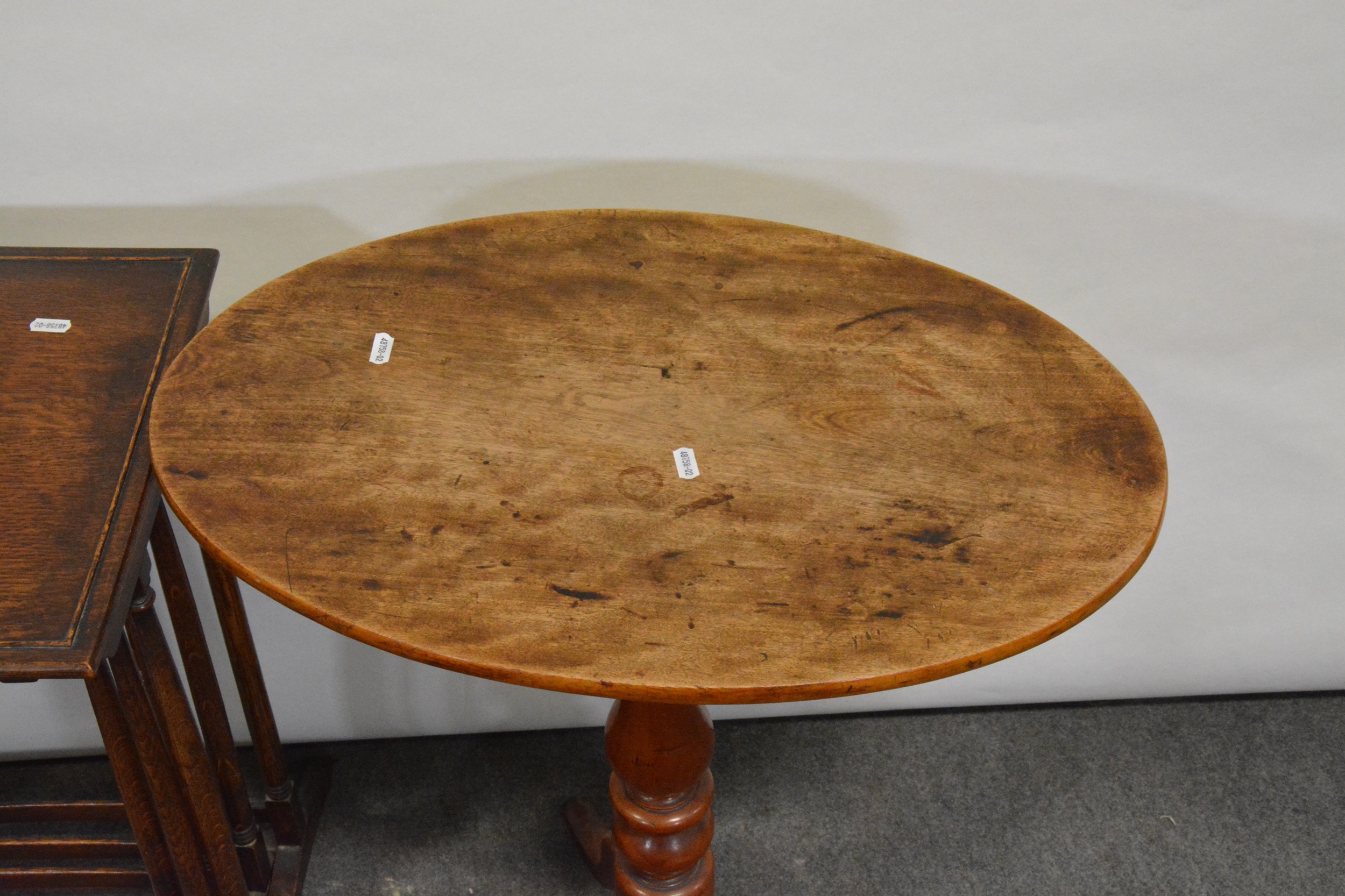 Lot 487 - Nest of three oak occasional tables;