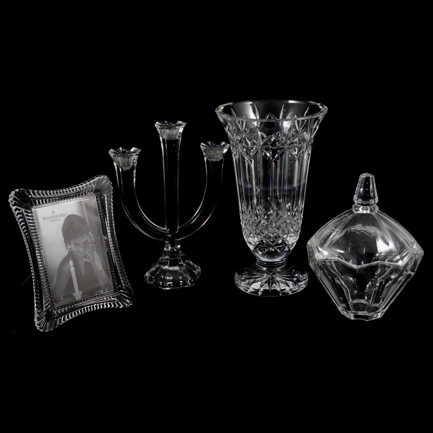Lot 81 - Quantity of decorative glassware including a