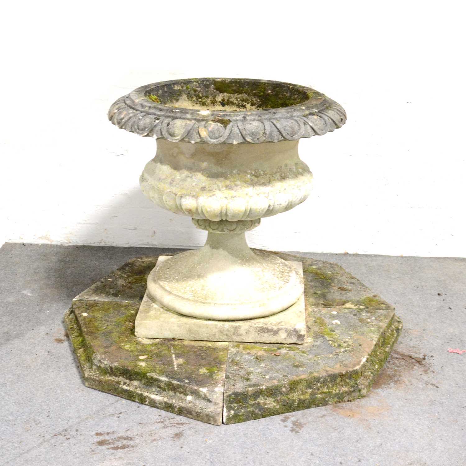 Lot 805 - Haddonstone Hadrian vase (without handles),