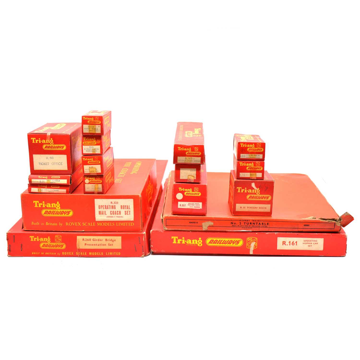 Lot 292 - Sixteen Tri-ang OO gauge model railway