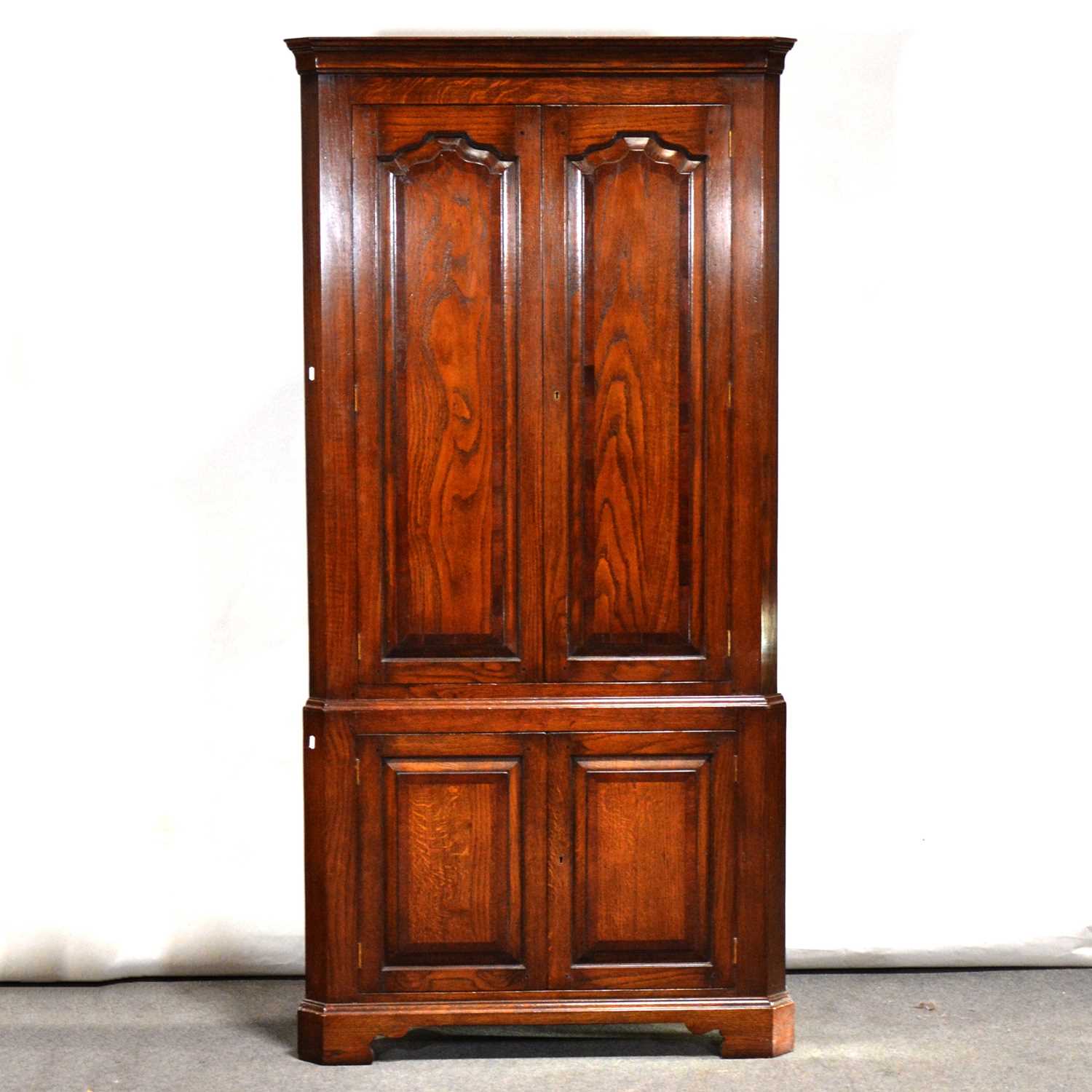 Lot 506 - Haselbech Oak freestanding oak corner