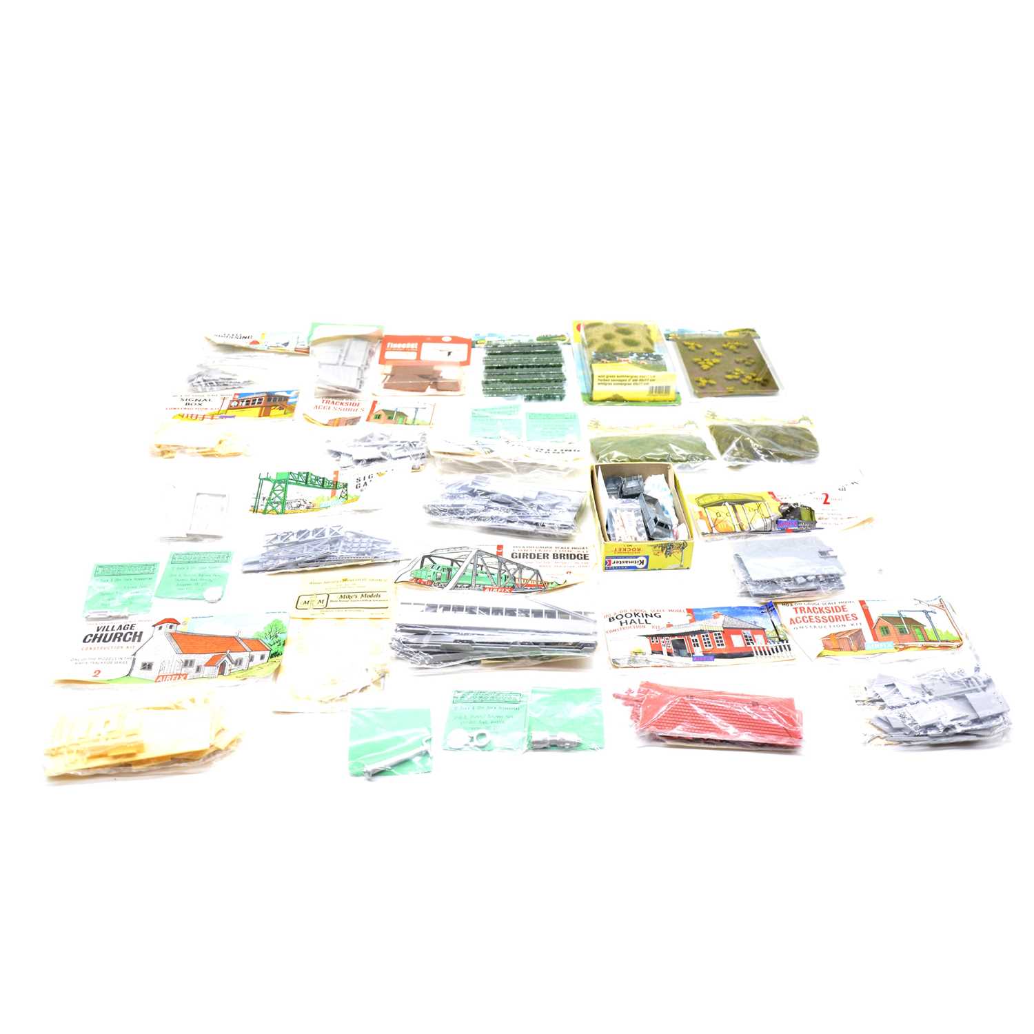 Lot 452 - A box of trackside accessoires, including