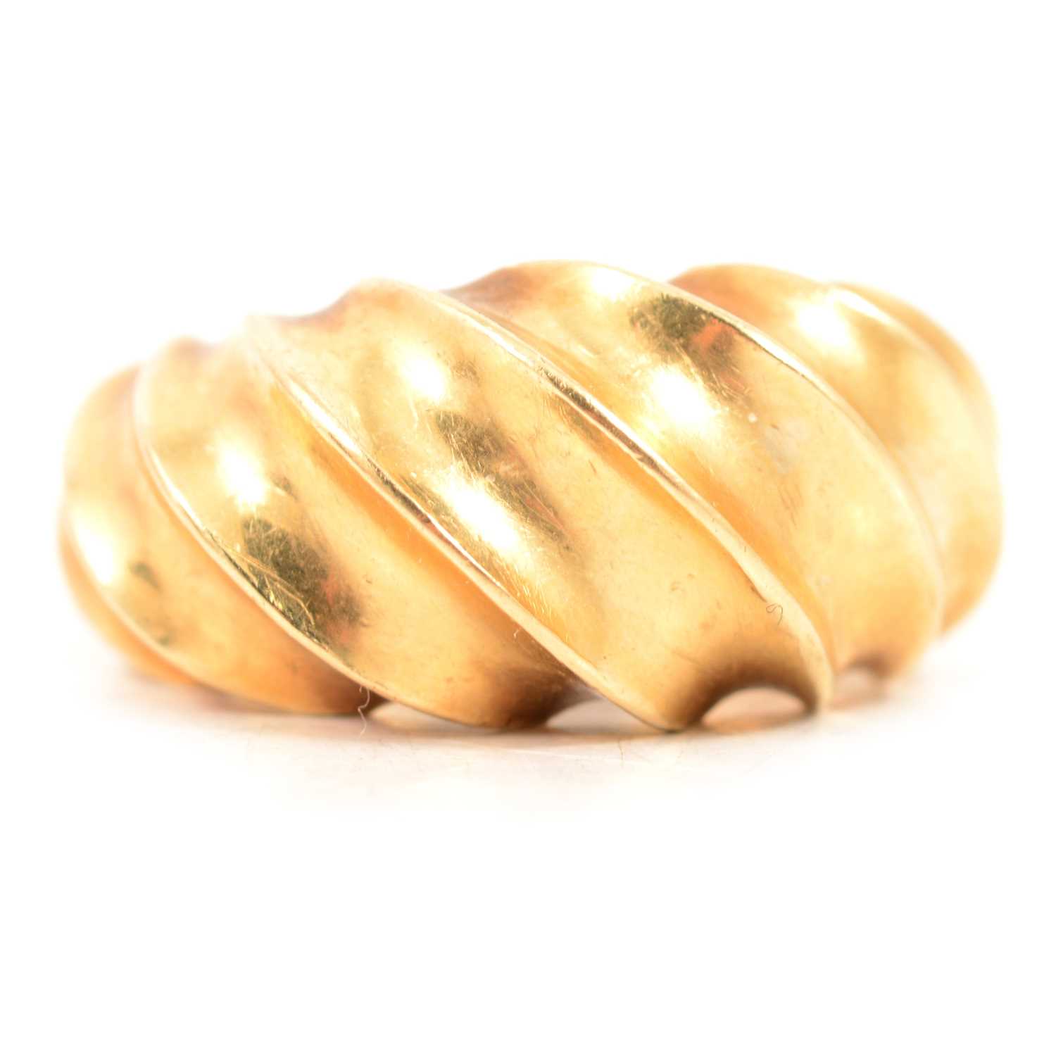 Lot 112 - A yellow metal fluted ring marked 18K.