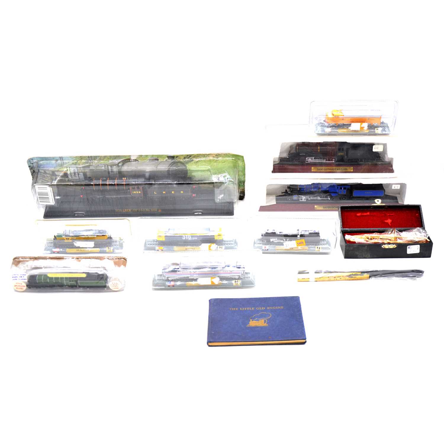 Lot 445 - Nine model railway display models