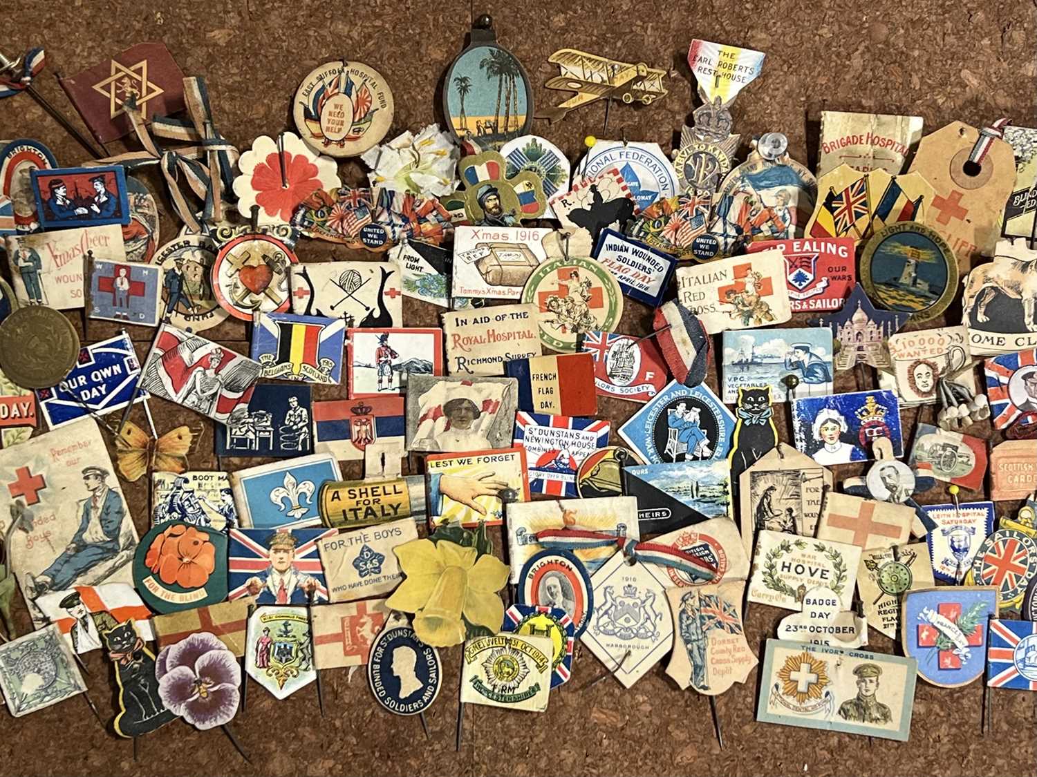 Lot 265 - Large collection of WW1 Flag Day pins and