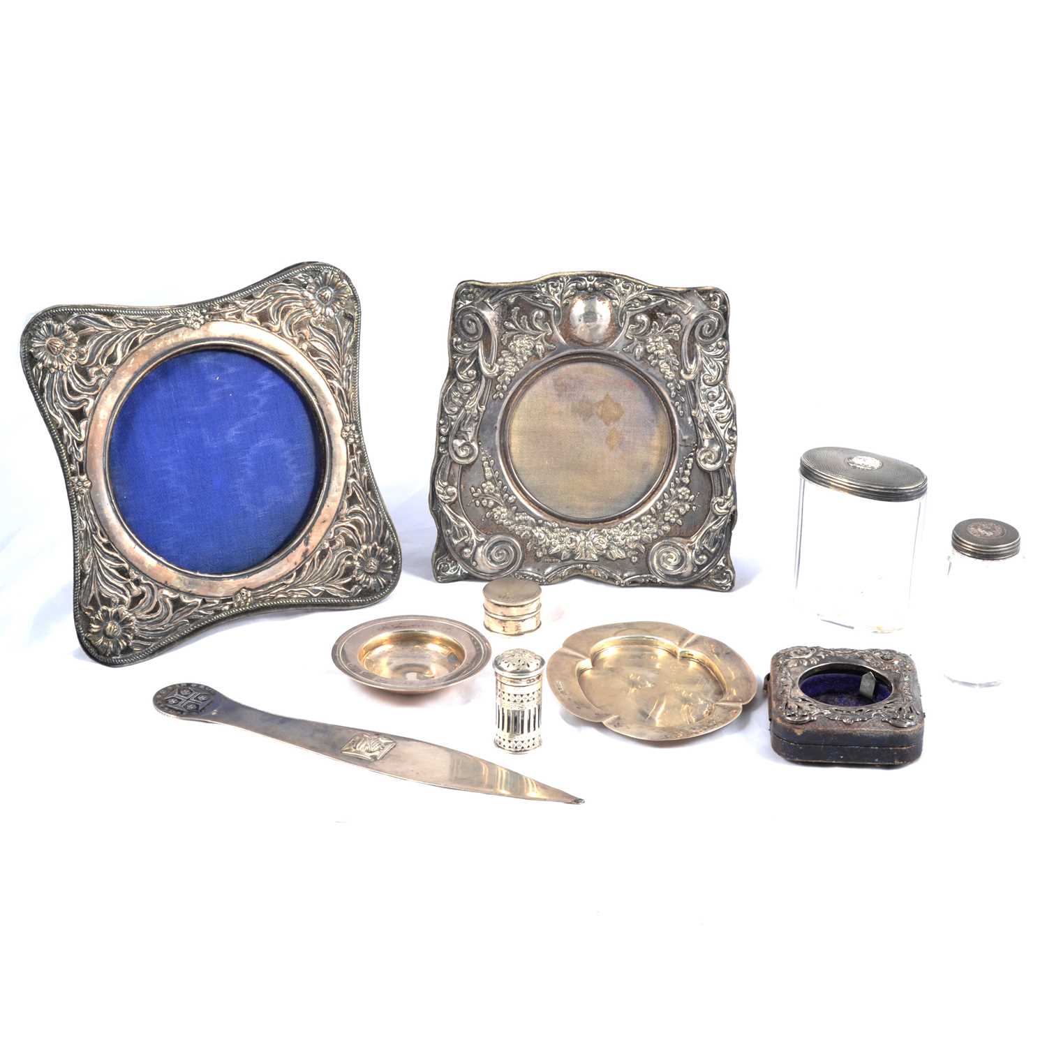 Lot 251 - Small quantity of silver and silver mounted
