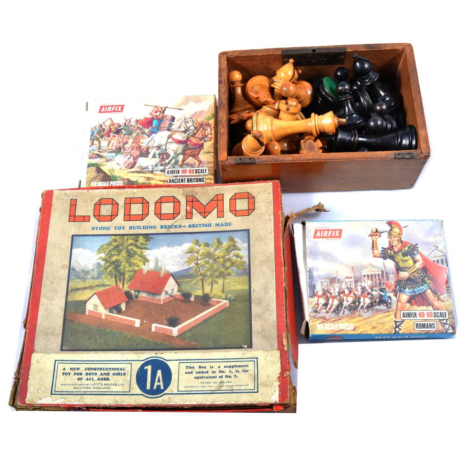 Lot 173 - Staunton pattern chess set, wooden blocks,
